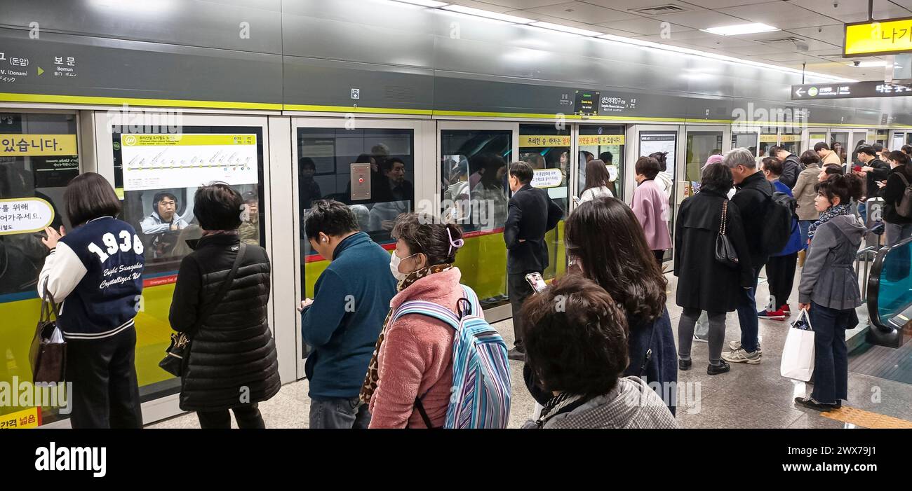 Bus drivers' general strike, Mar 28, 2024 : A subway platform is seen ...