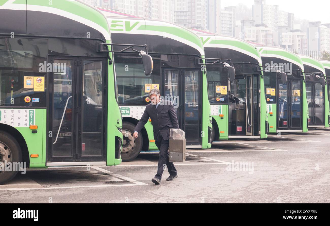 Seoul bus driver hi-res stock photography and images - Alamy