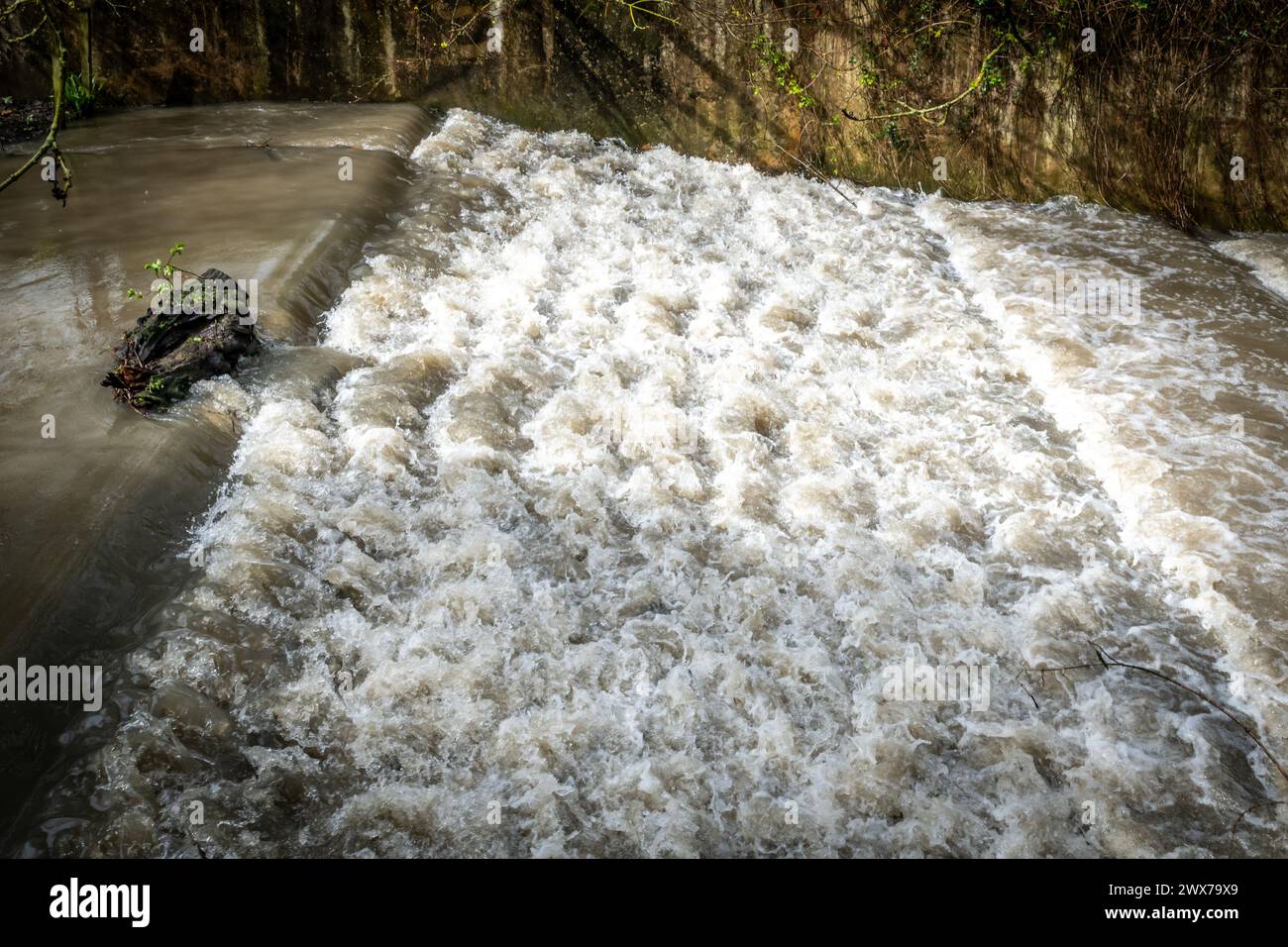 Yeovil, UK. 28th Mar, 2024. Heavy rain across the UK causes muddy river ...