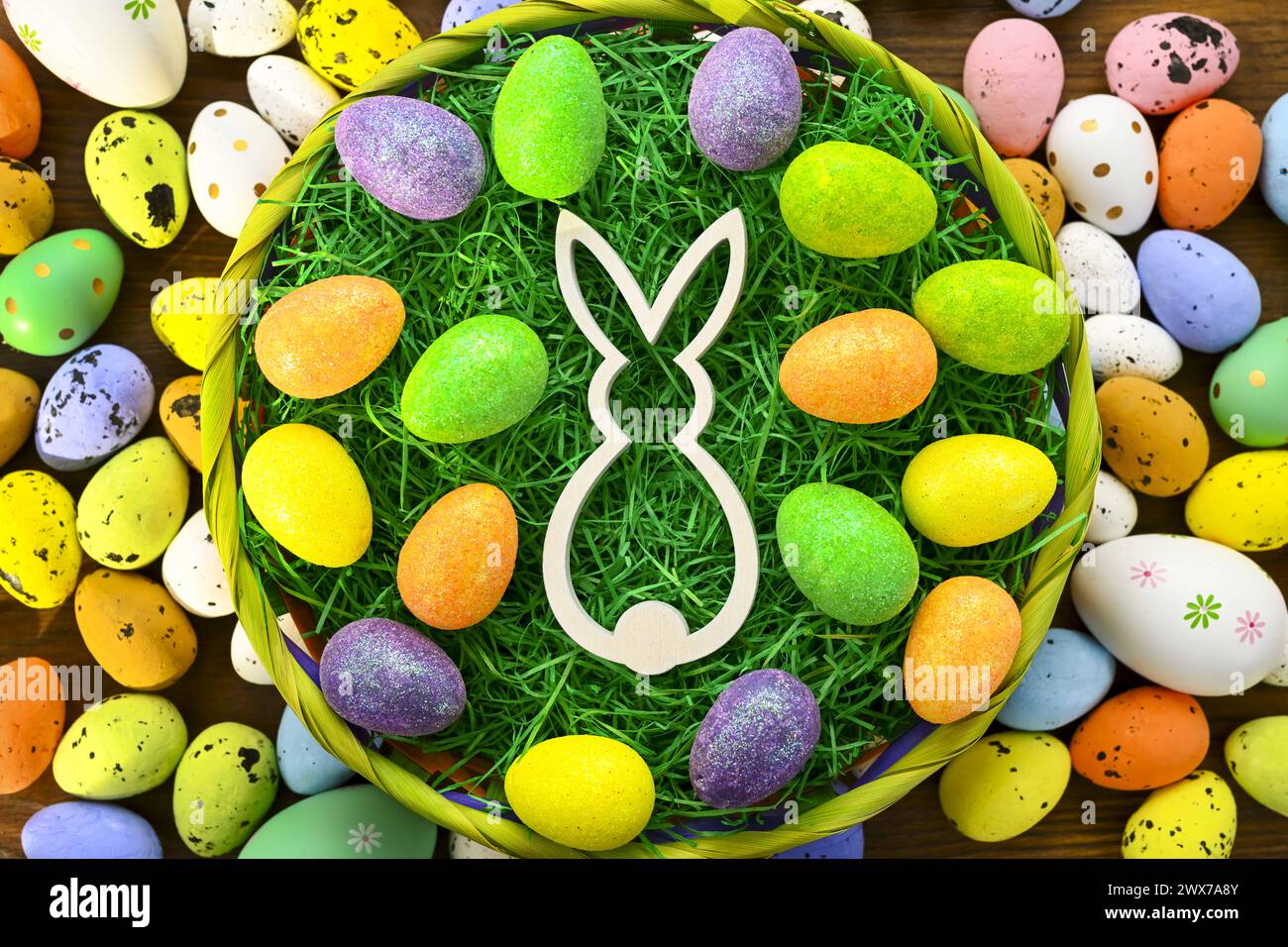 Osterhasenfigur und bunte Ostereier in einem Osternest *** Easter bunny ...