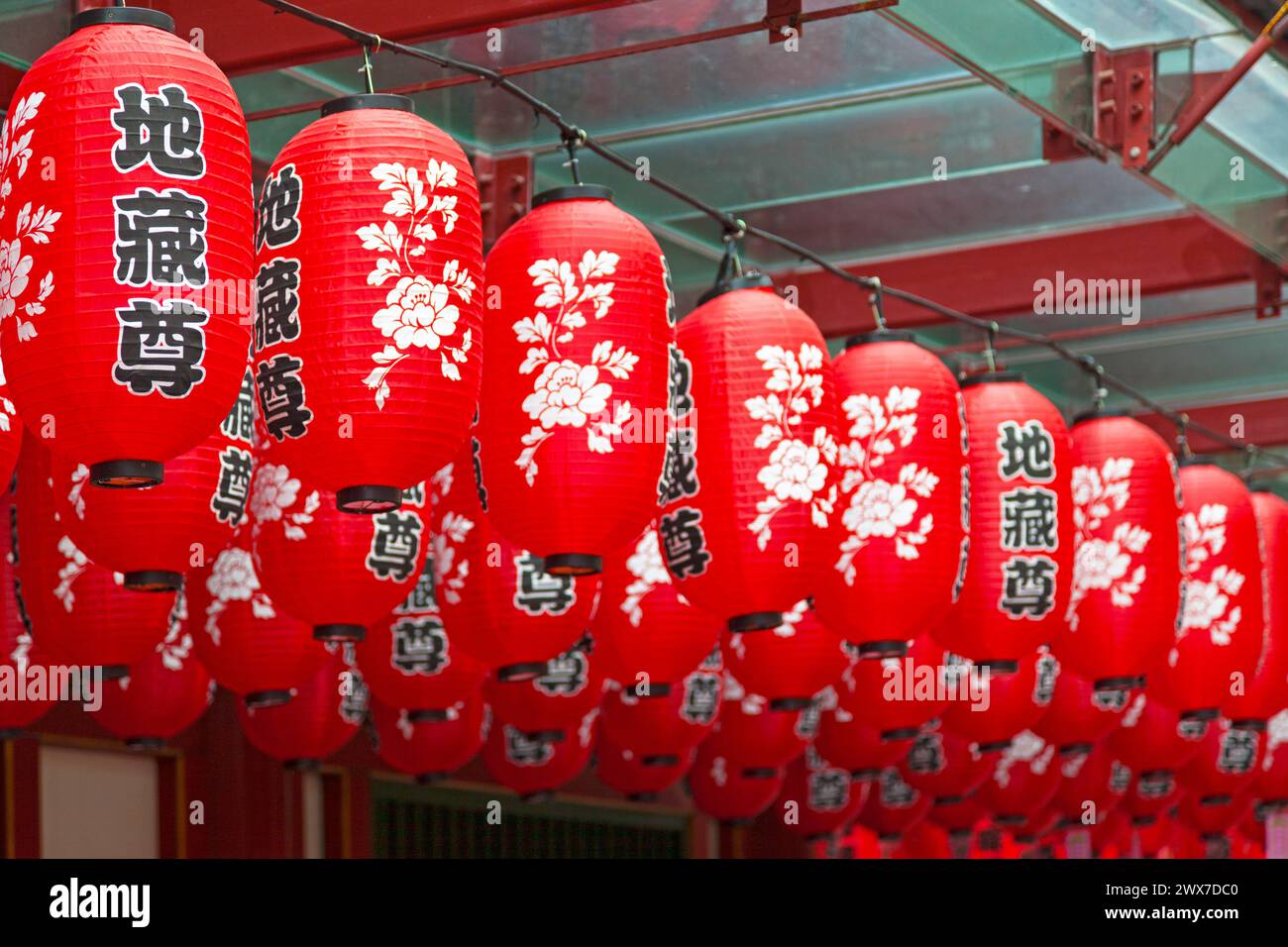 Rows of red lantern outside of the Buddha Tooth Relic Temple in ...