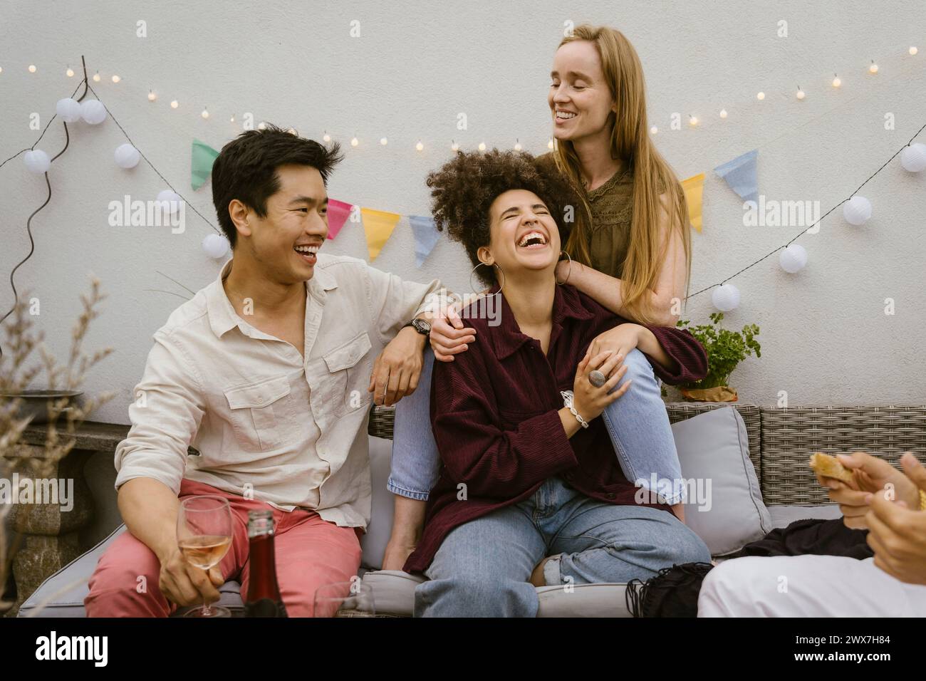 Women laughing on sofa hi-res stock photography and images - Alamy