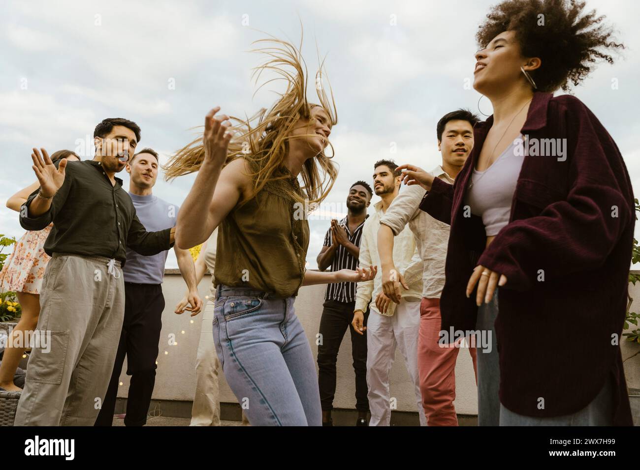 People dancing rooftop party hi-res stock photography and images - Alamy