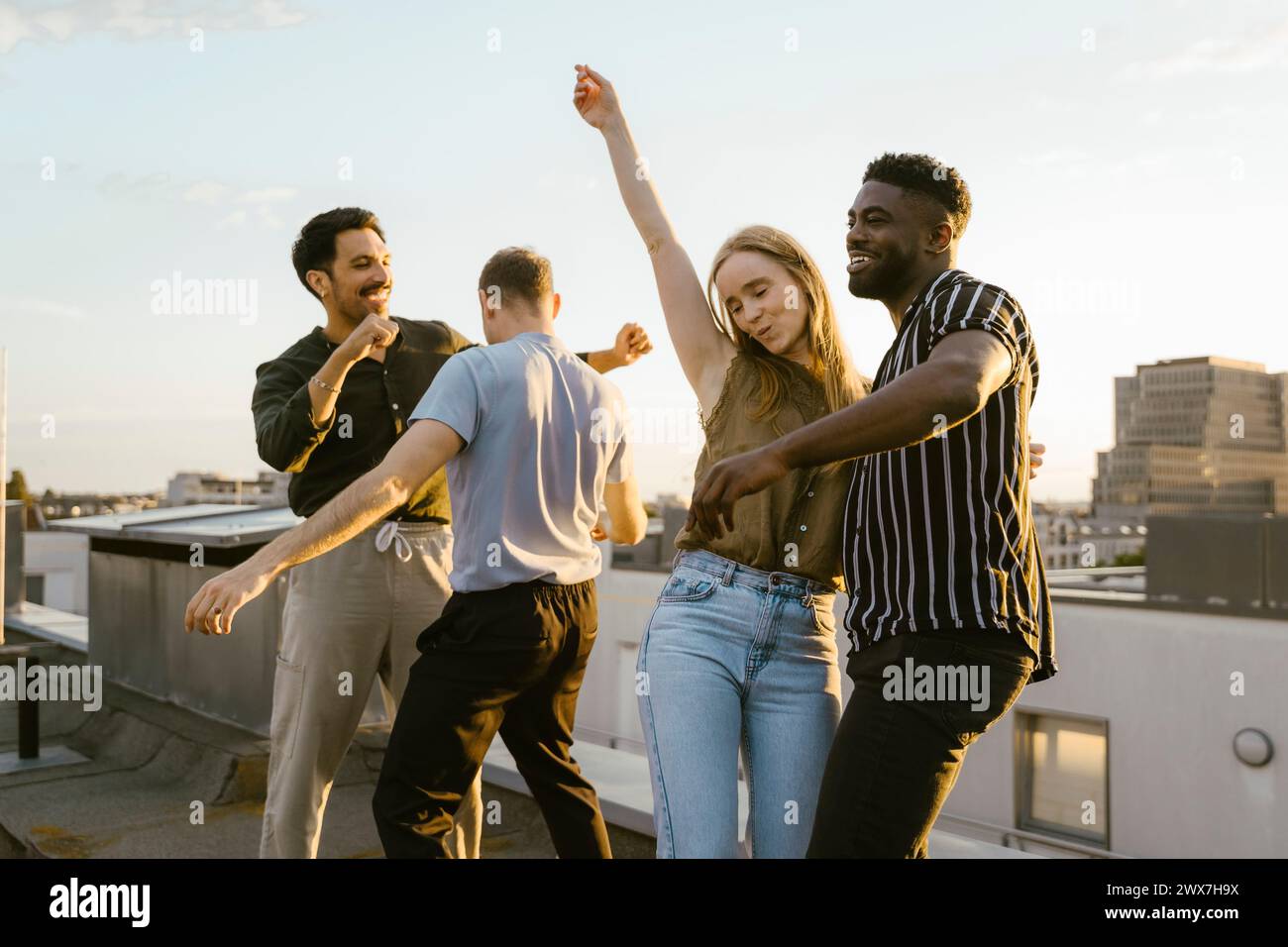 Group of friends dancing outdoors hi-res stock photography and images ...