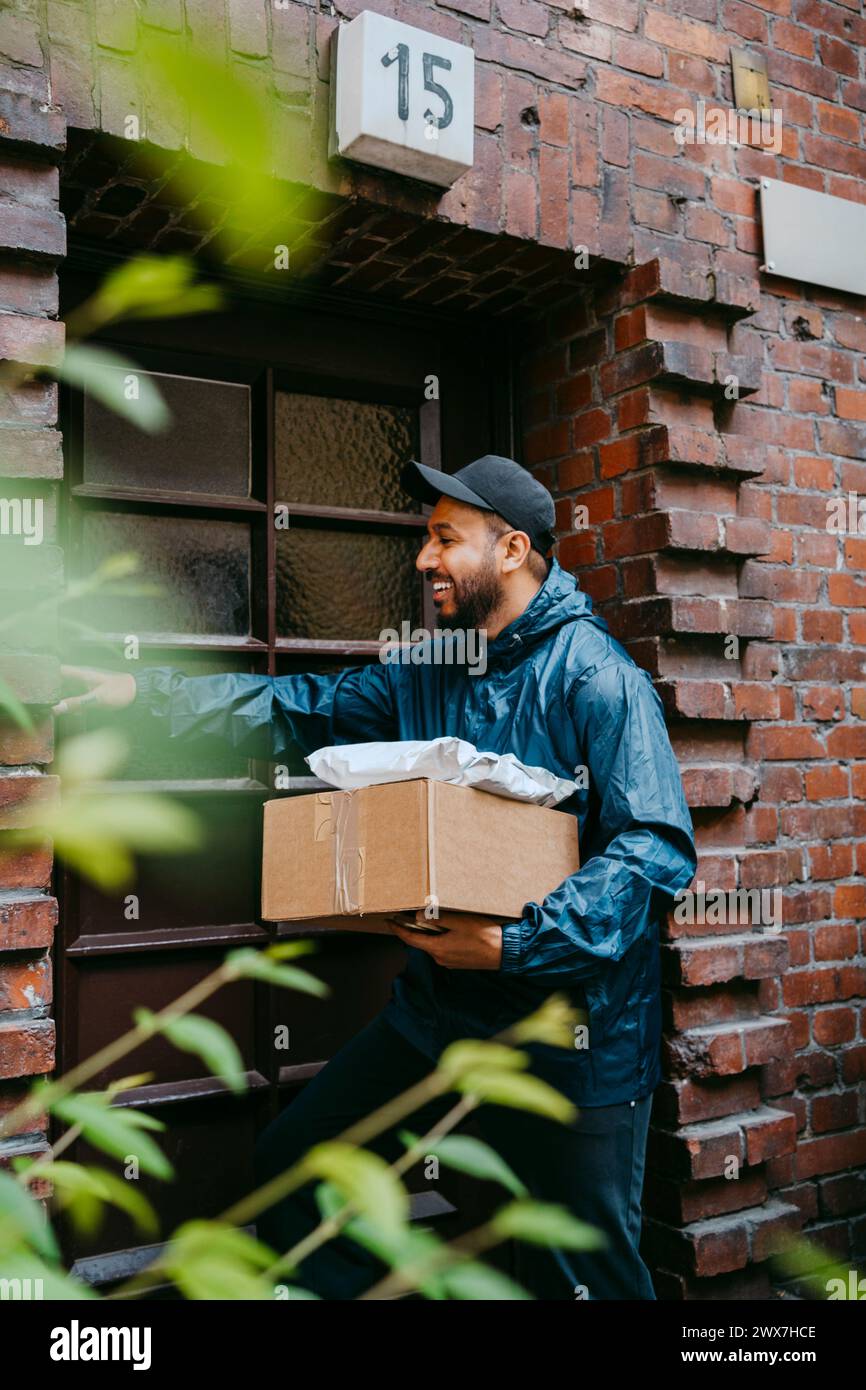 Doorbell house exterior hi-res stock photography and images - Alamy
