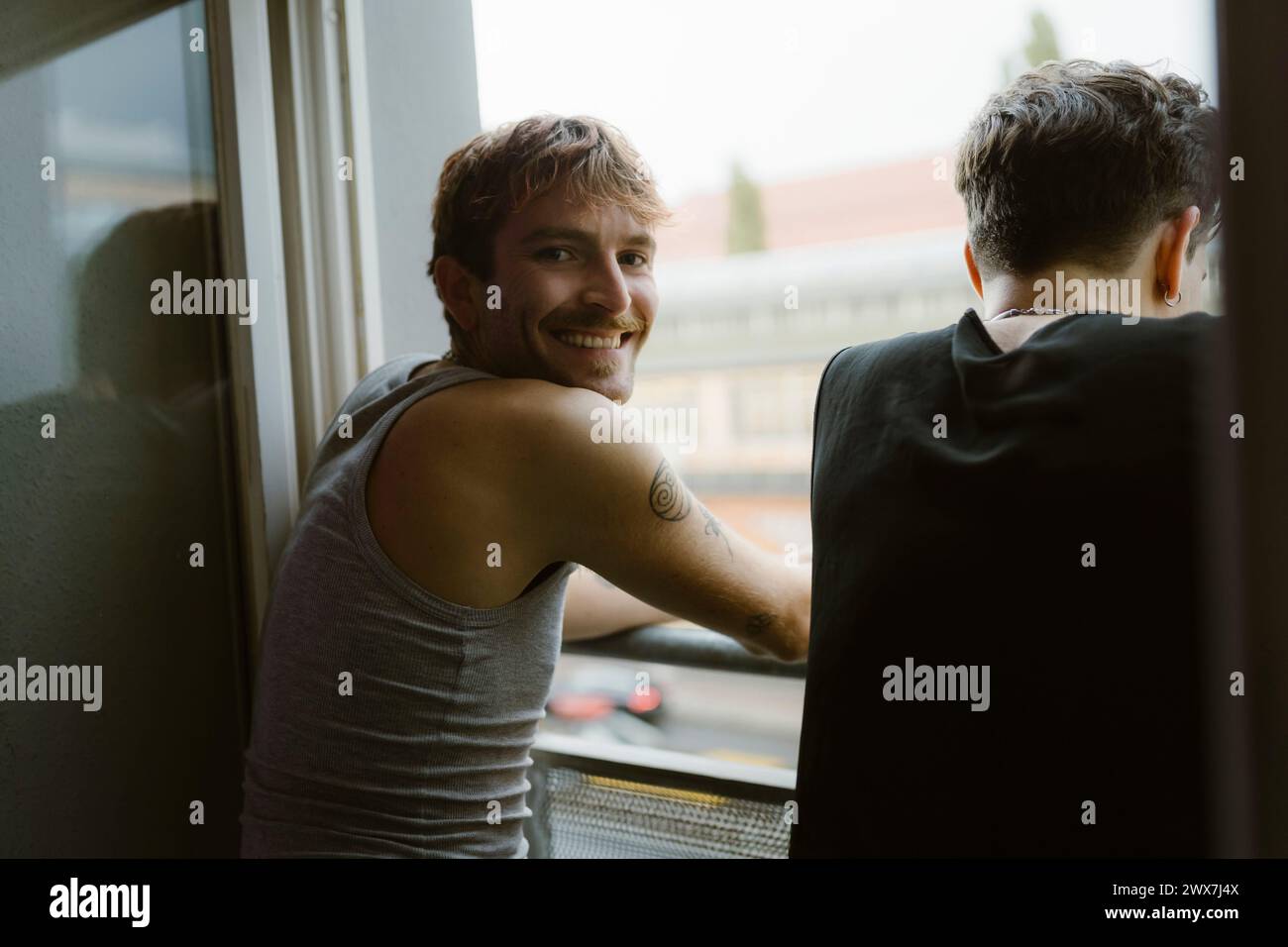 Man looking over shoulder hi-res stock photography and images - Alamy