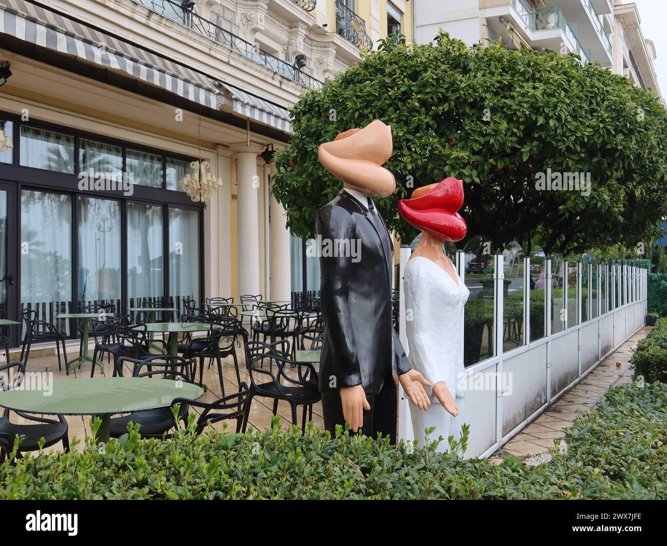 Public sculpture & art in Nice: statues of a couple in black & white ...