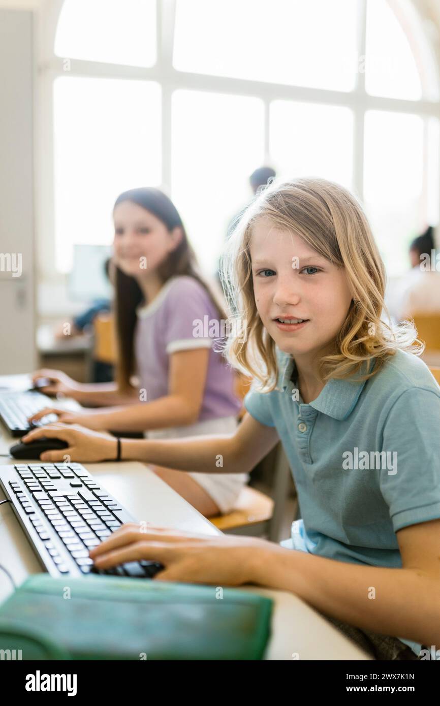 Computer classroom hi-res stock photography and images - Alamy
