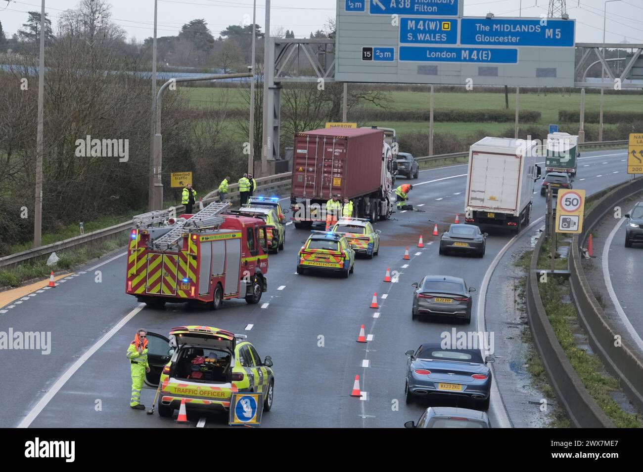 Bristol, UK. 28th Mar, 2024. Rain and wind hampers recovery of a lorry ...