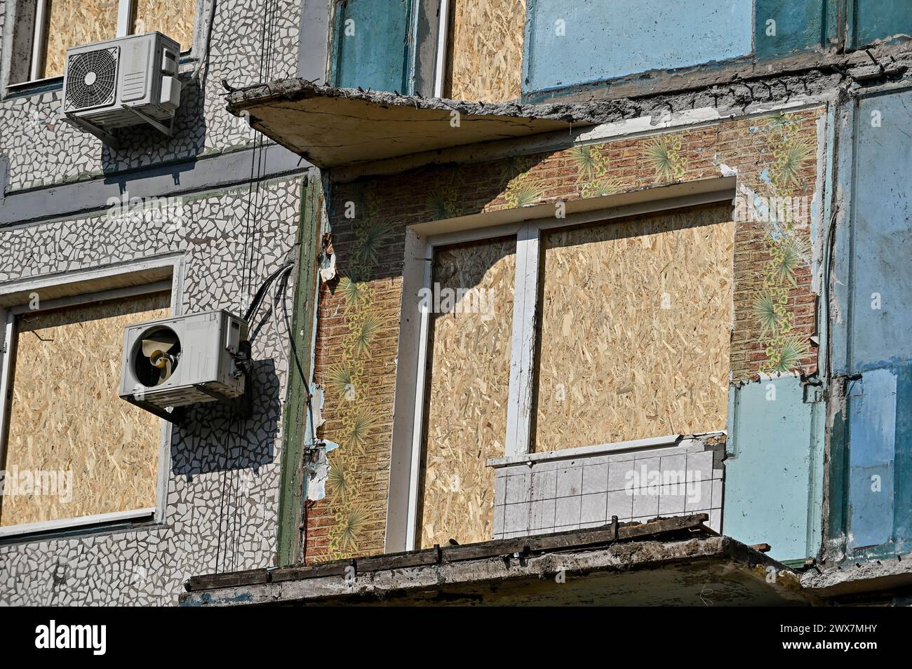 Osb board windows hi-res stock photography and images - Alamy