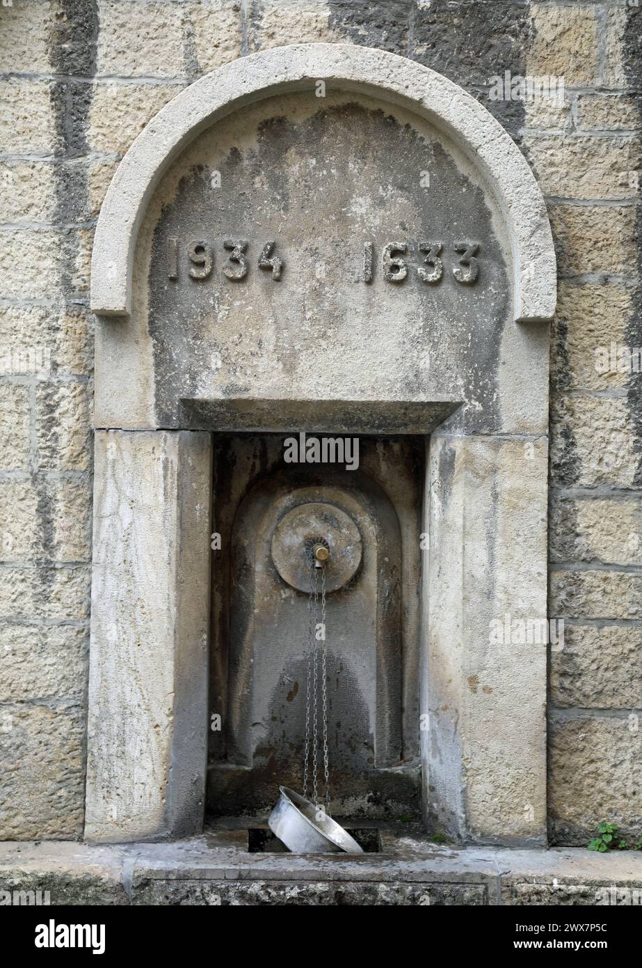 Drinking water well medieval hi-res stock photography and images - Alamy
