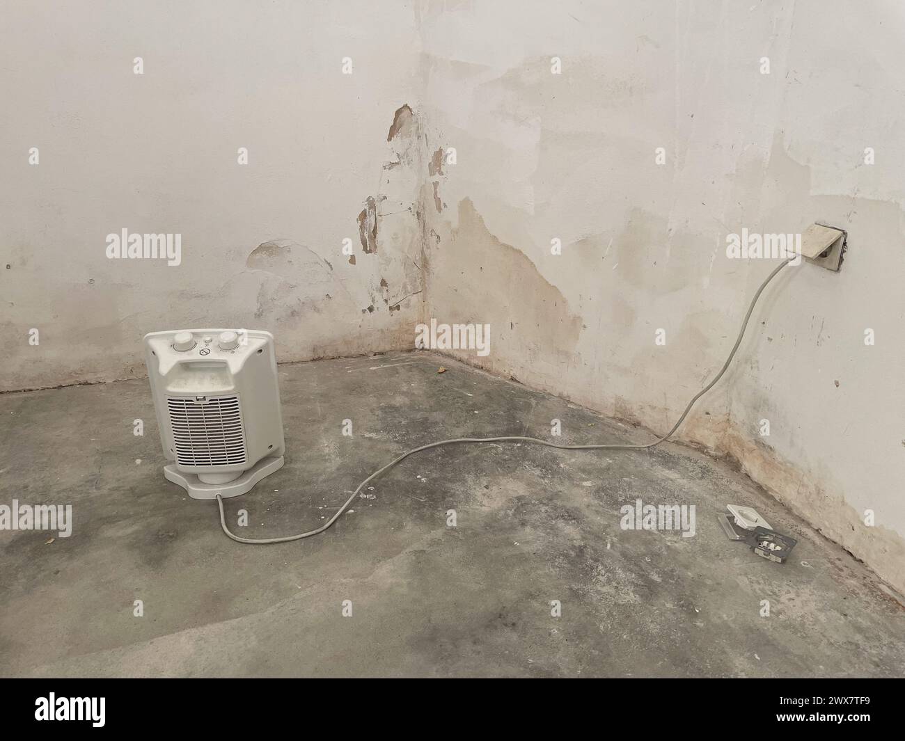 Drying water leak hi-res stock photography and images - Alamy