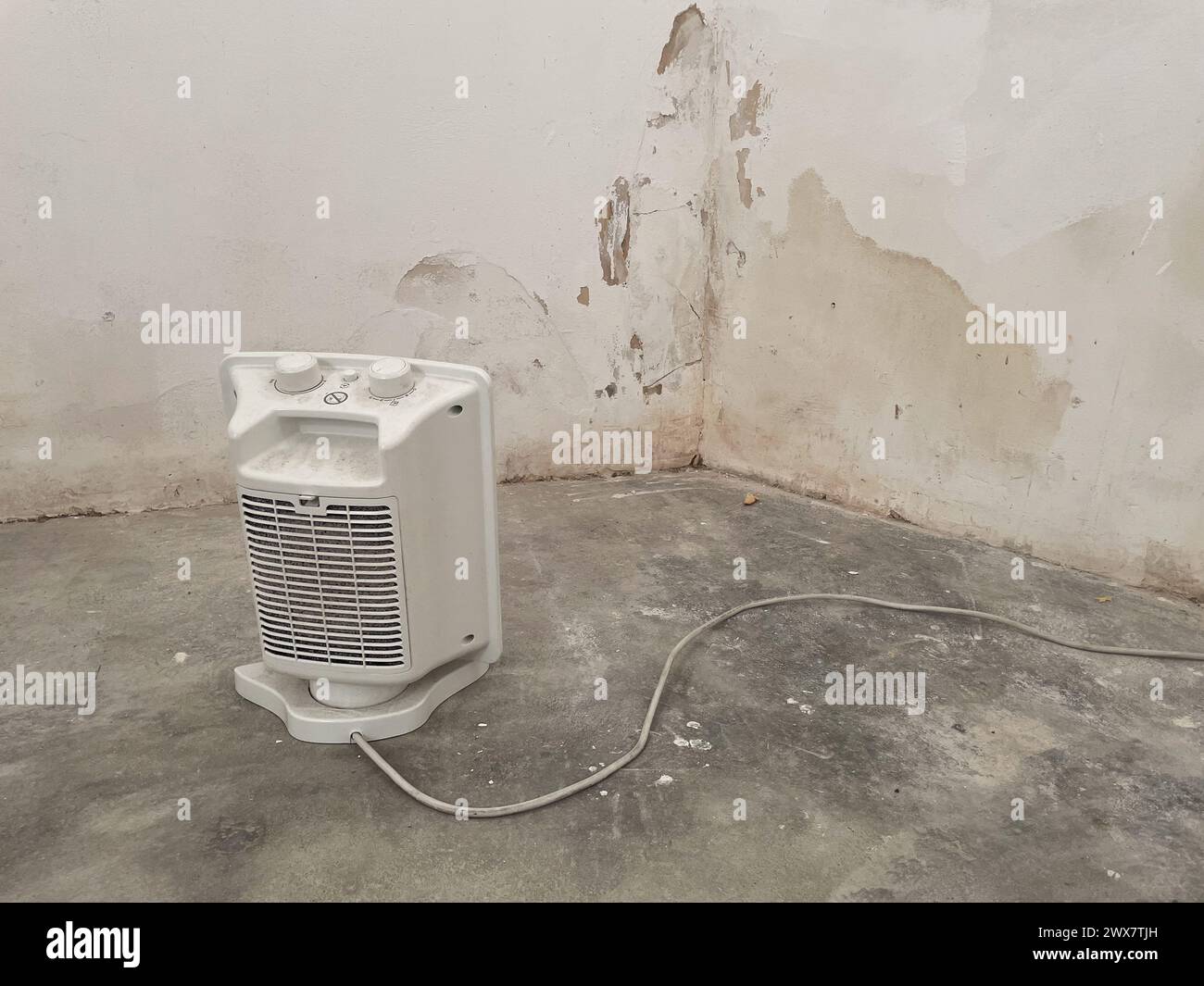 Drying water leak hi-res stock photography and images - Alamy