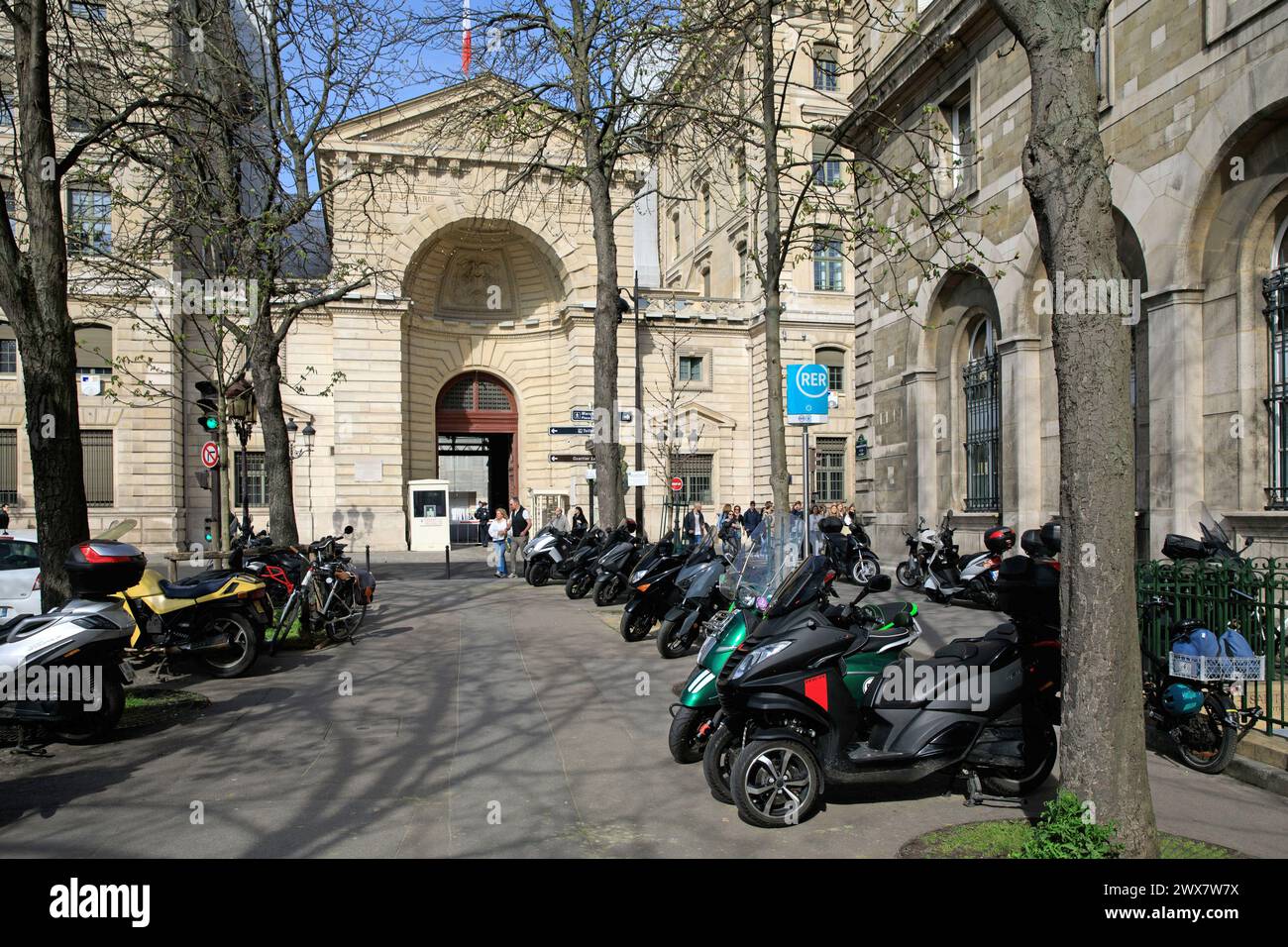 Police headquarters paris france hi-res stock photography and images ...