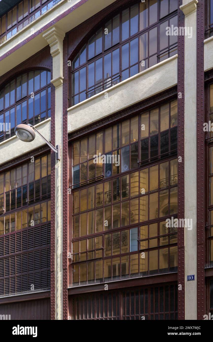 Slanted building facade hi-res stock photography and images - Alamy