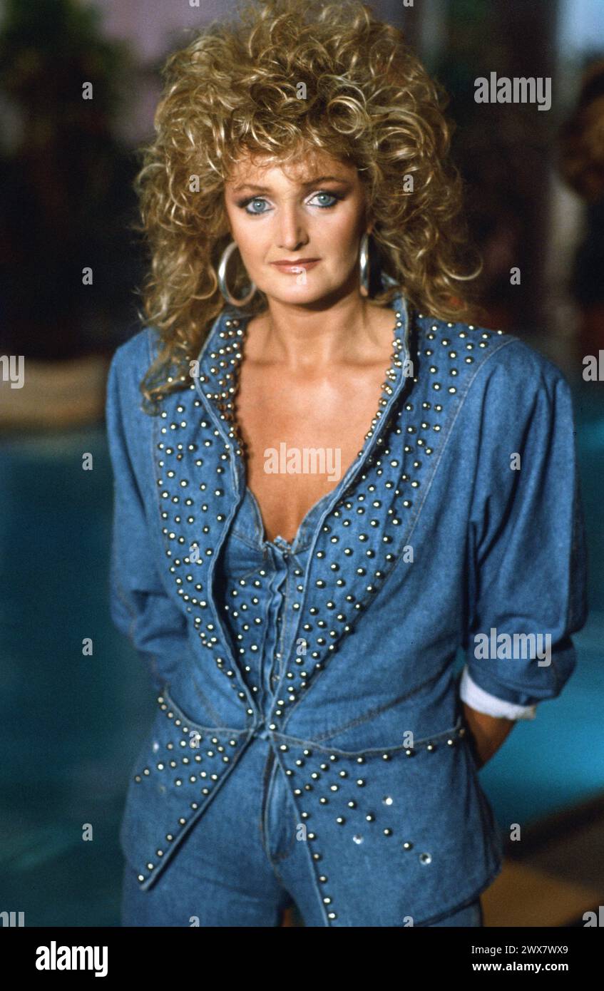 British singer Bonnie Tyler on the set of the TV show "Toutes folles de ...