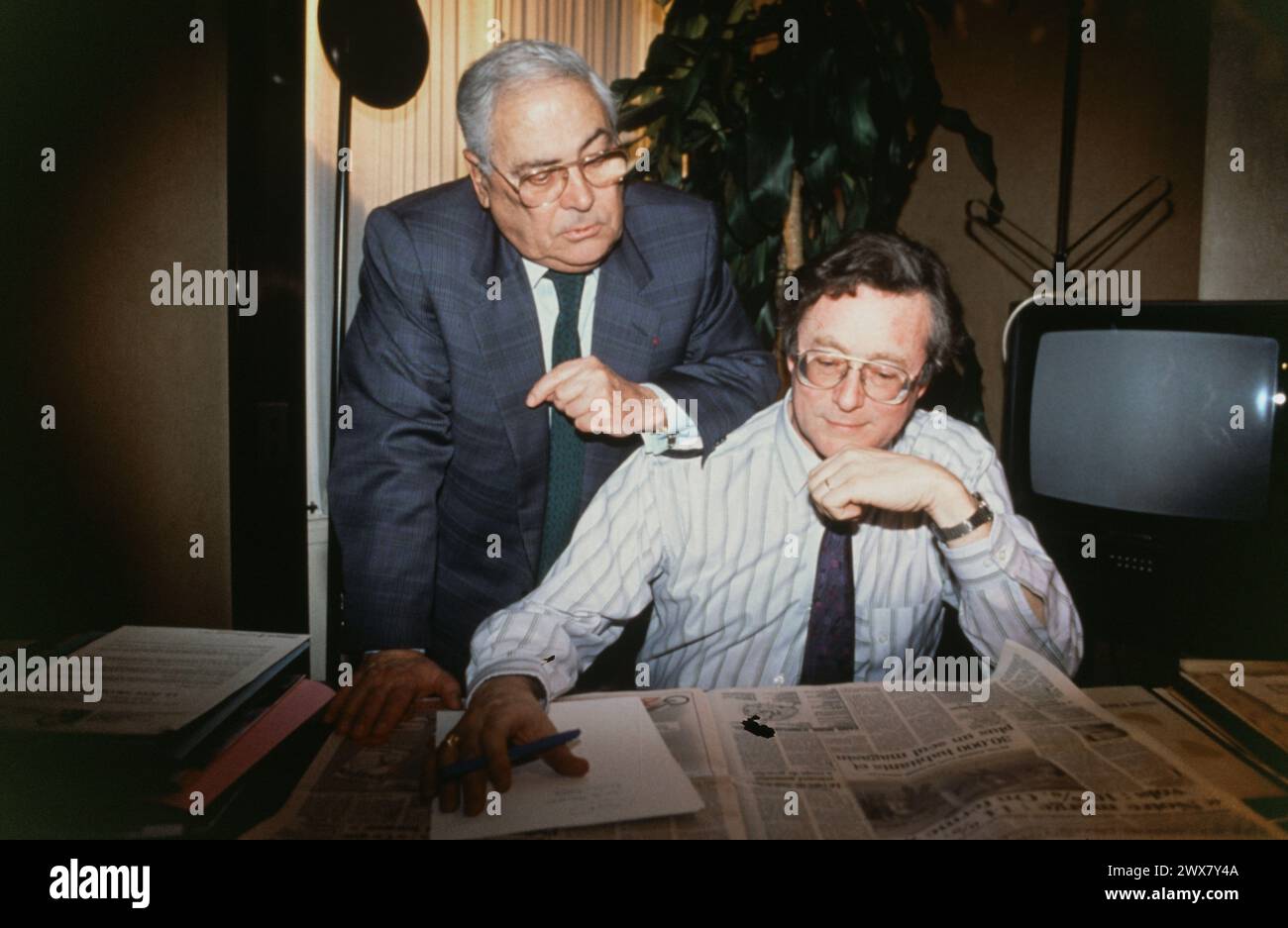 Journalist Gilbert Kahn preparing the TV programme "Les dossiers de l ...