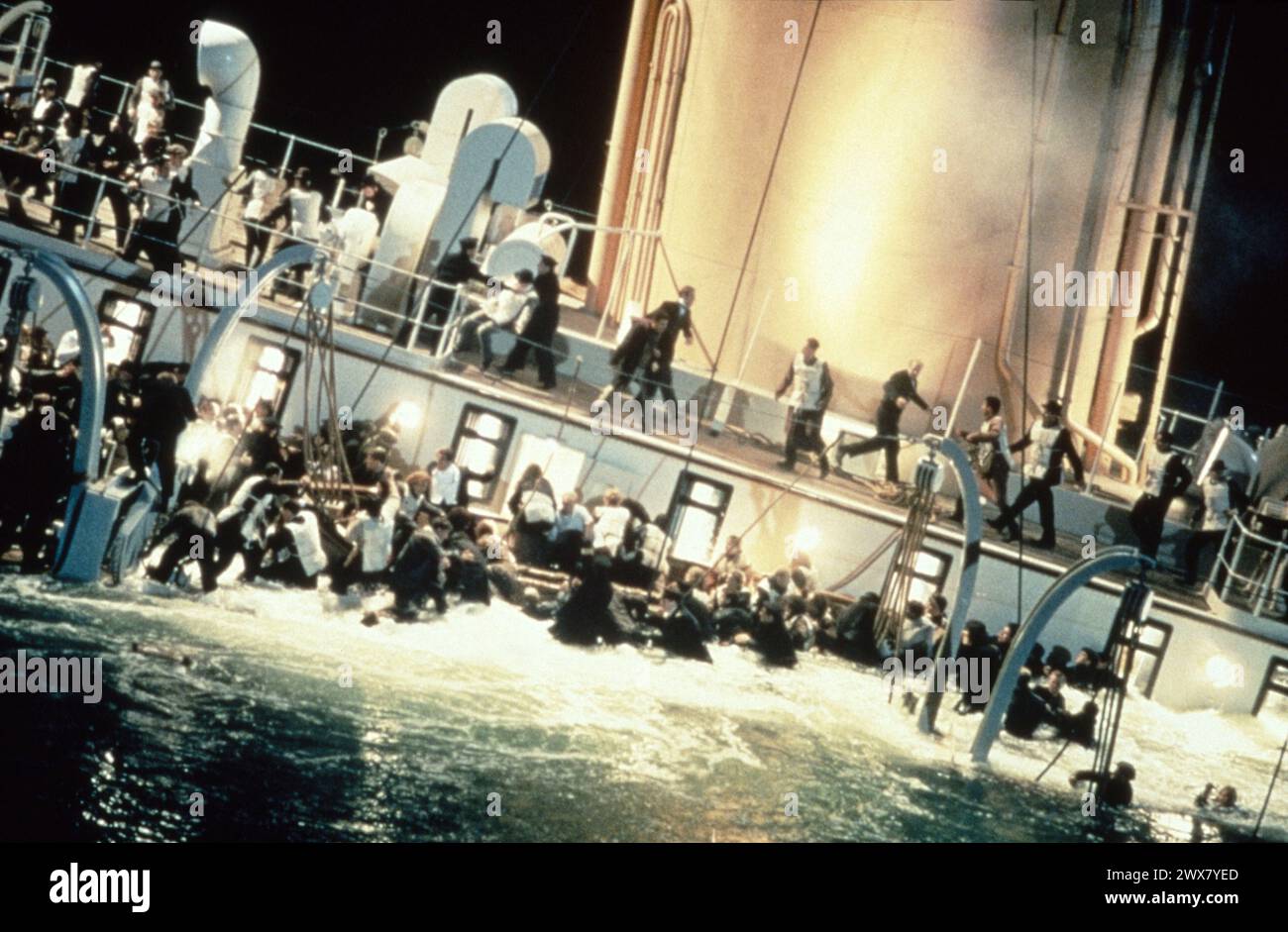 Titanic movie sinking hi-res stock photography and images - Alamy