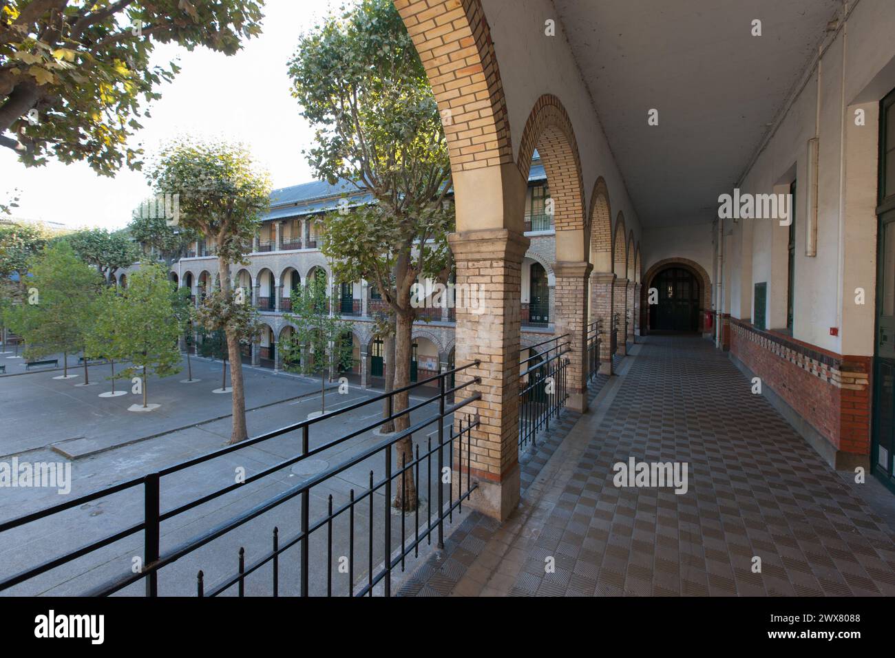 Paris, 71 rue du ranelagh, lycee moliere, courtyard and galleries Stock ...