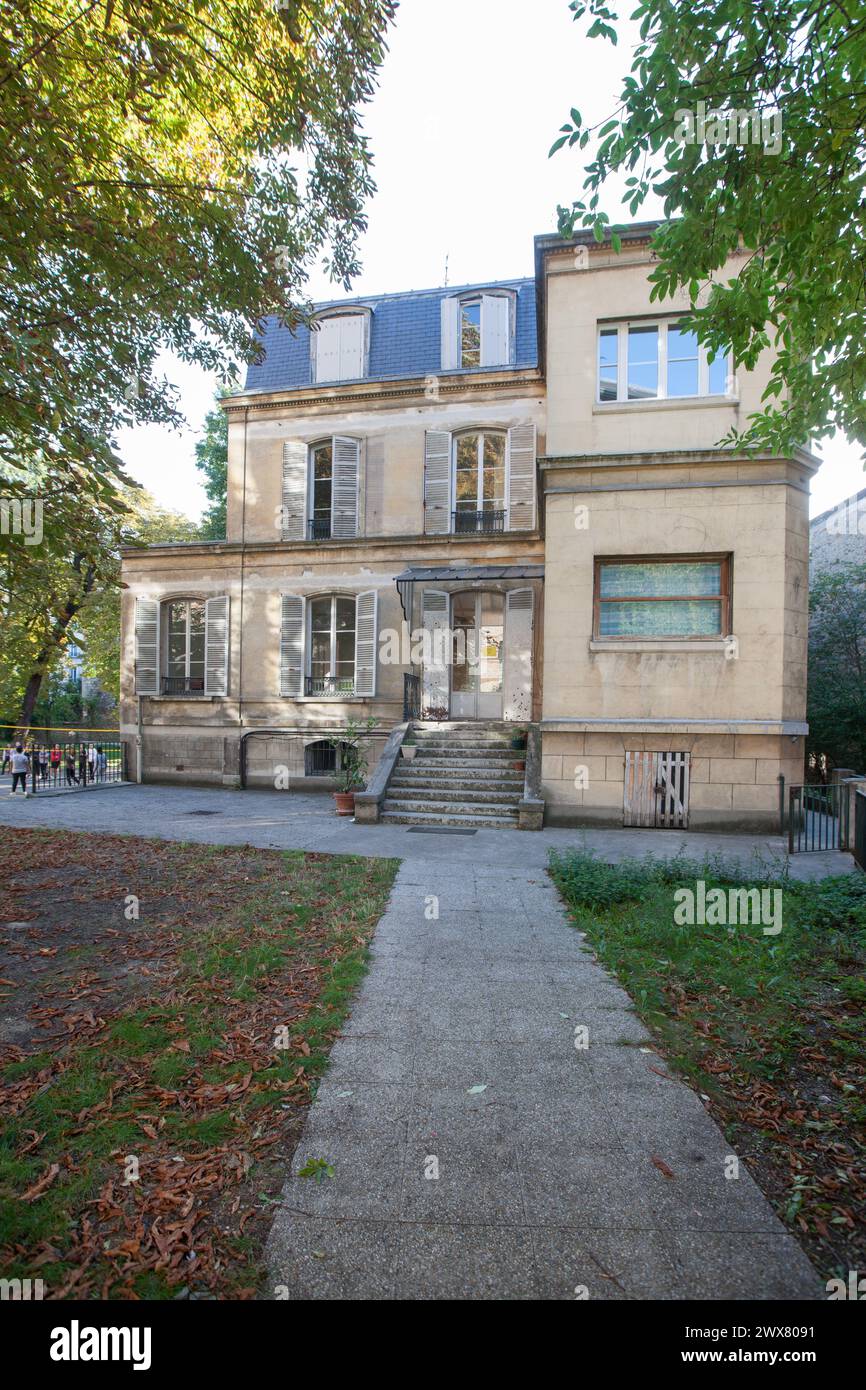 Paris, 71 rue du ranelagh, lycee moliere, Pavillon du Hameau Stock ...