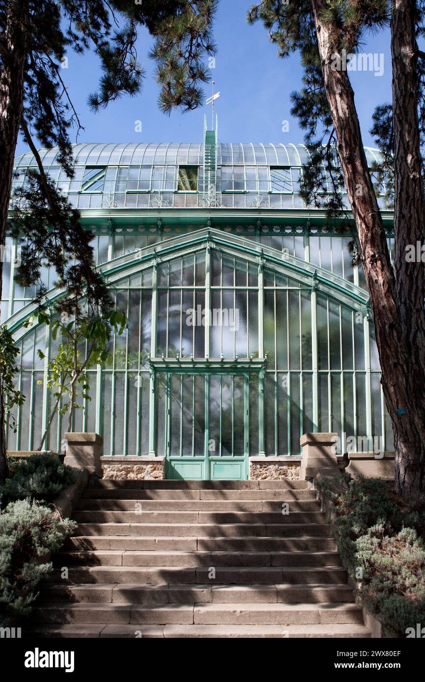 Paris, edge of the Bois de Boulogne, 16th arrondissement, gardens of ...