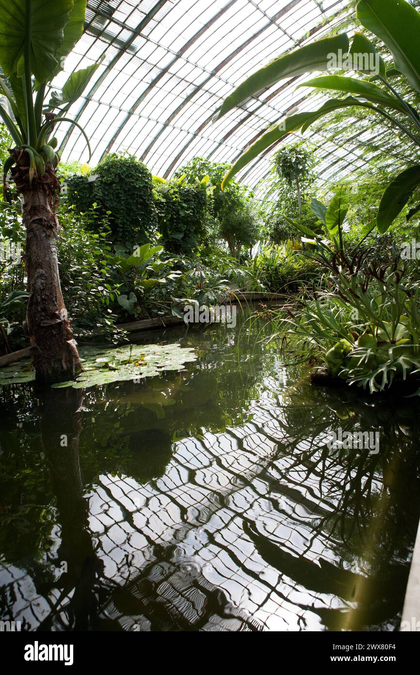 Paris, edge of the Bois de Boulogne, 16th arrondissement, gardens of ...