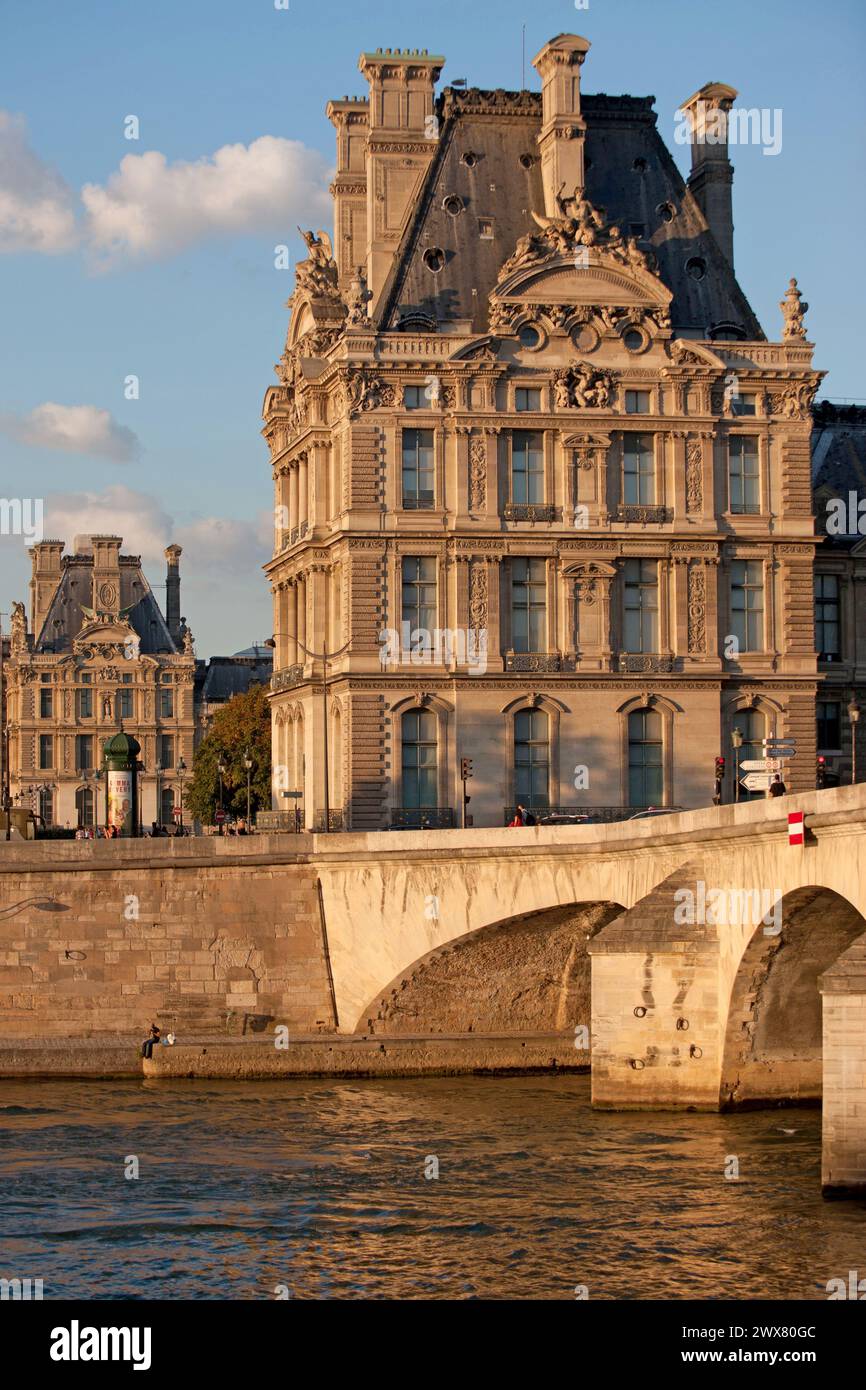 Paris, pont du carrousel and Pavillon de Flore of the musée du Louvre ...