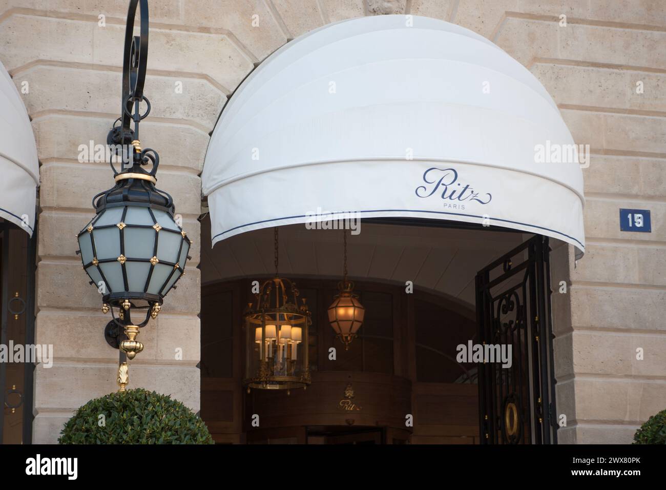 Paris, 1th arrondissement, 15 Place Vendôme, Hotel Ritz Stock Photo - Alamy