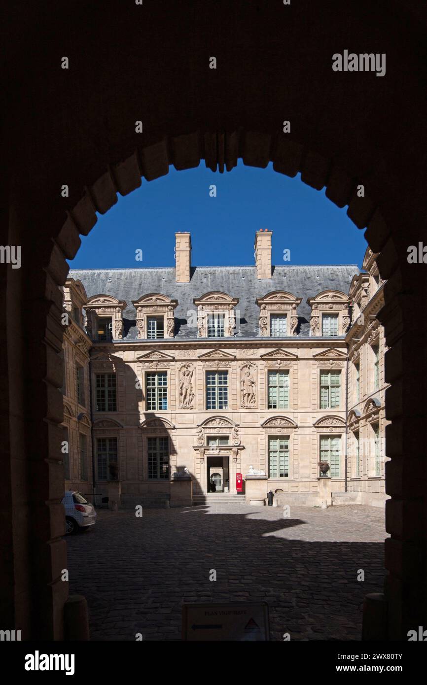 Paris, 4th arrondissement, Le Marais, rue saint antoine, Hotel de Sully ...
