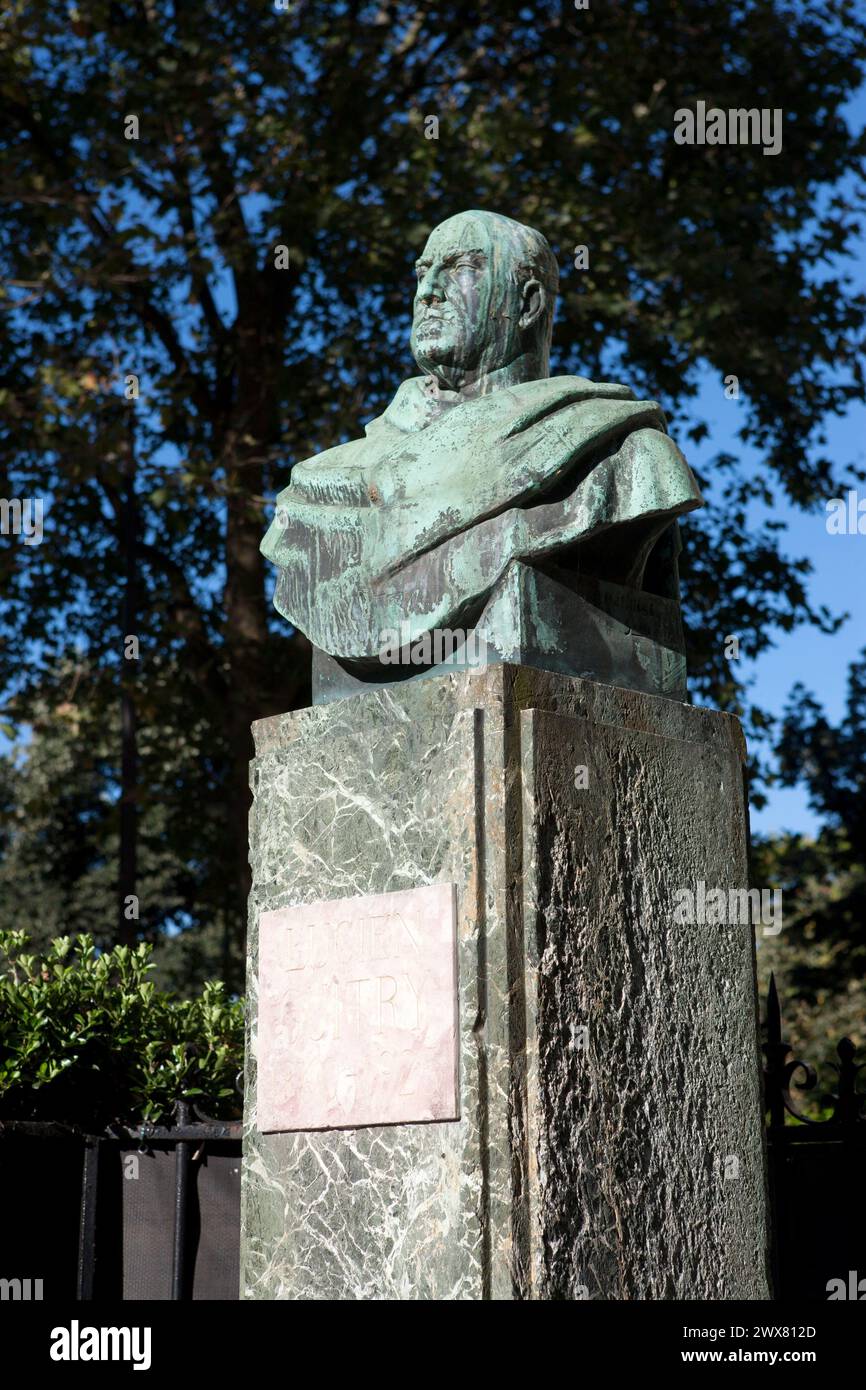 Paris, 7th arrondissement, 18 avenue Elysée-Reclus, statue of Lucien ...