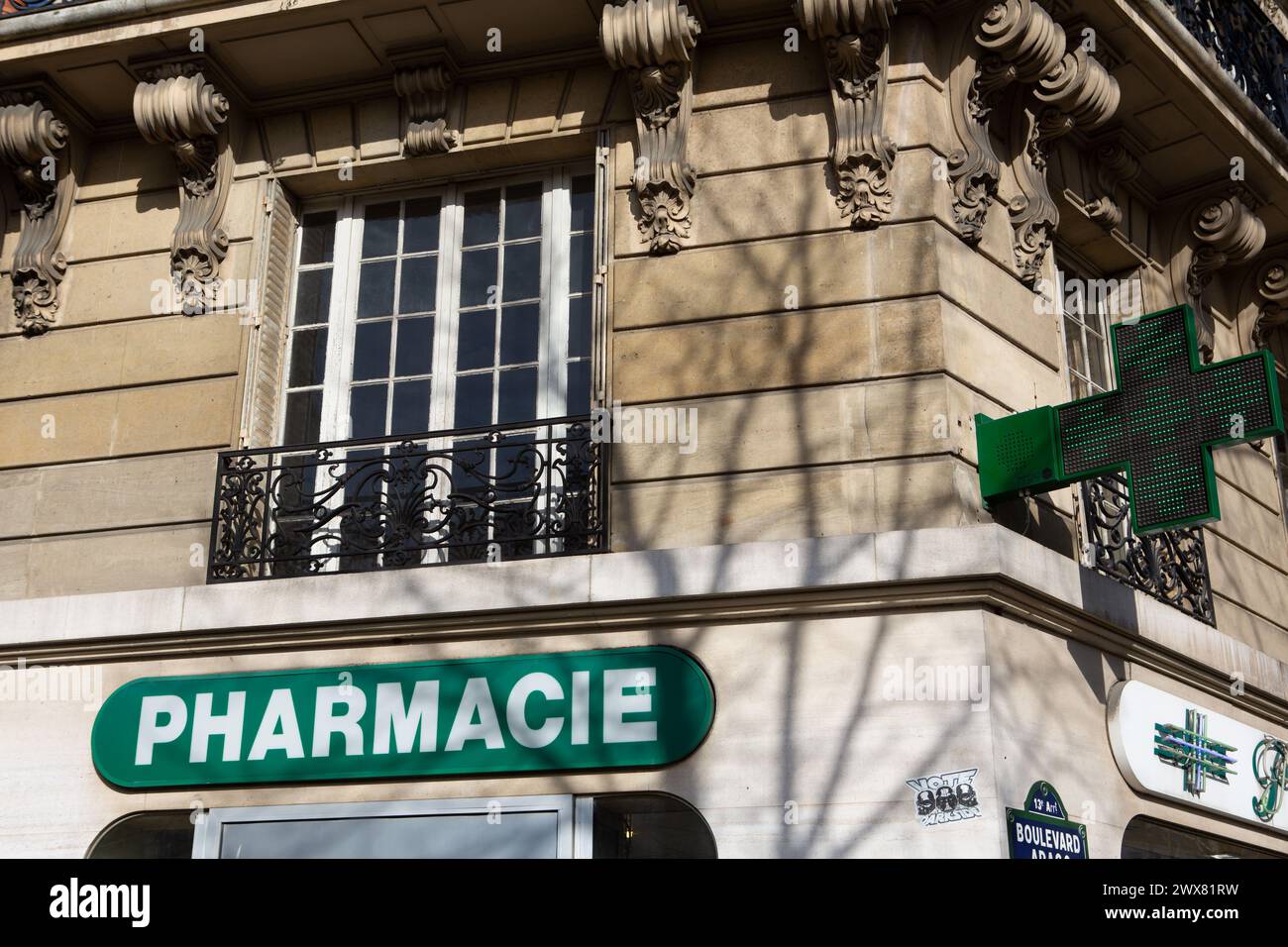Pharmacy sign paris france hi-res stock photography and images - Alamy