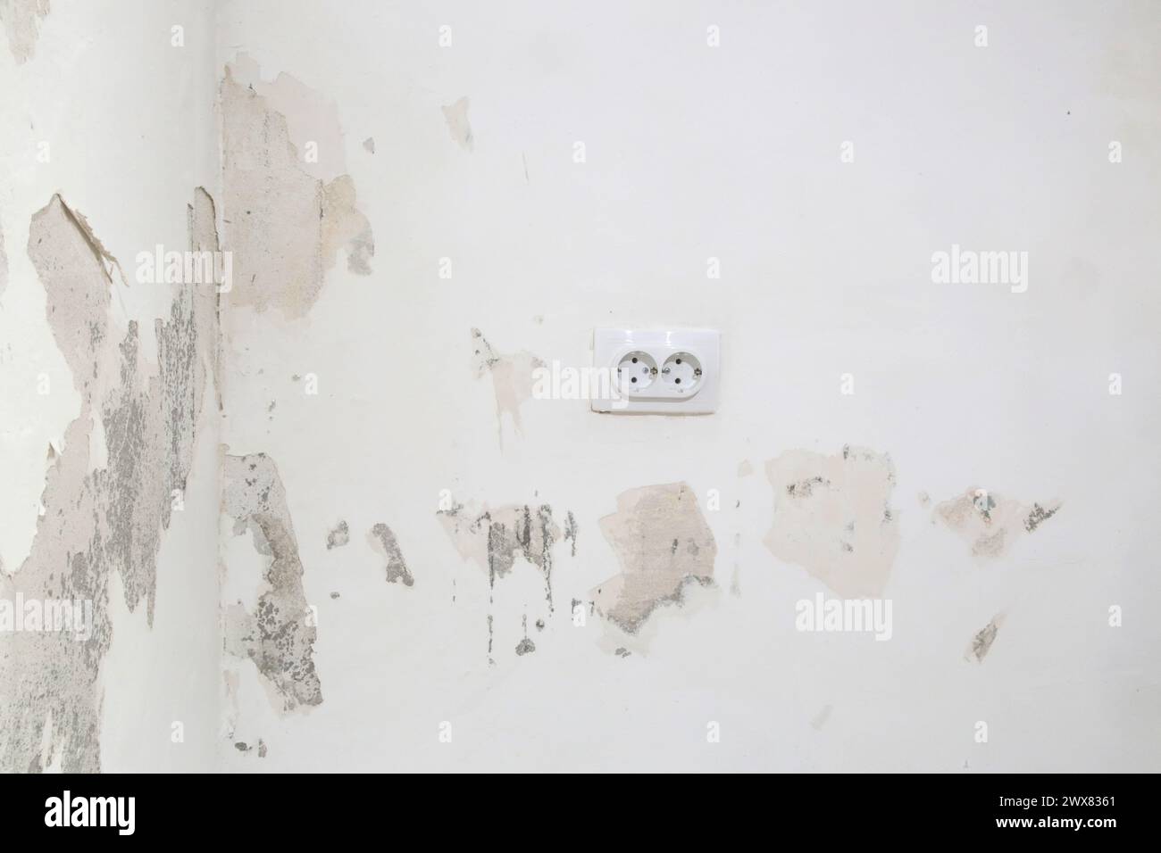 Saltpeter on the wall, Closeup of wall stained with water infiltration ...