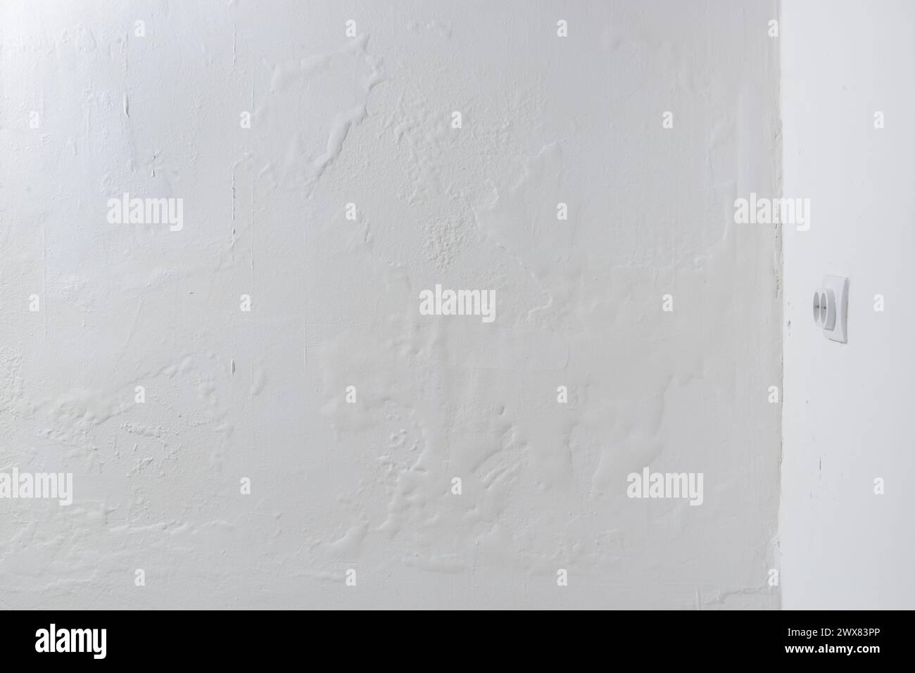Saltpeter on the wall, Closeup of wall stained with water infiltration ...
