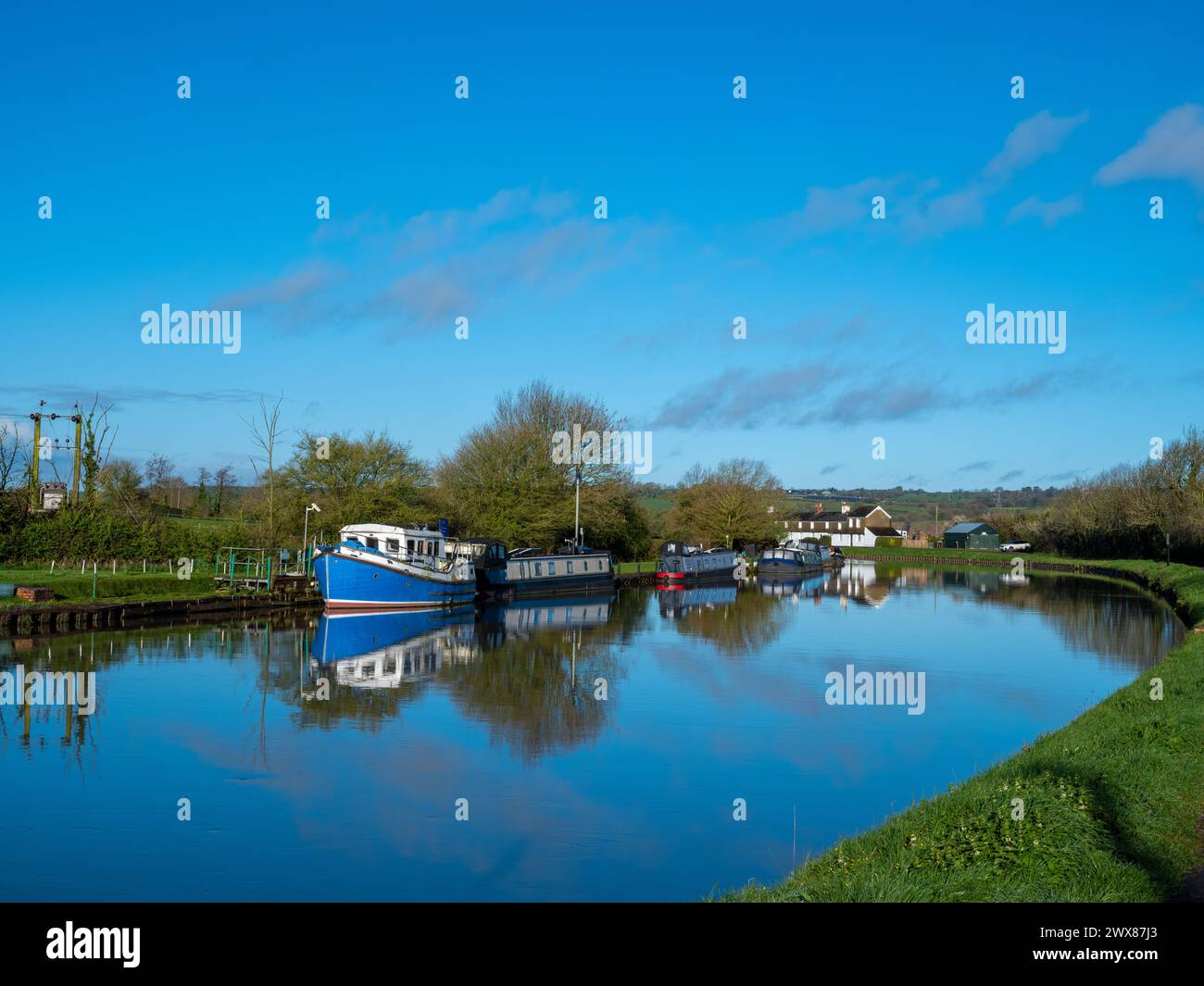 March 2024 - Narrow boats on the canal at Purton near the Hulks, Ships ...