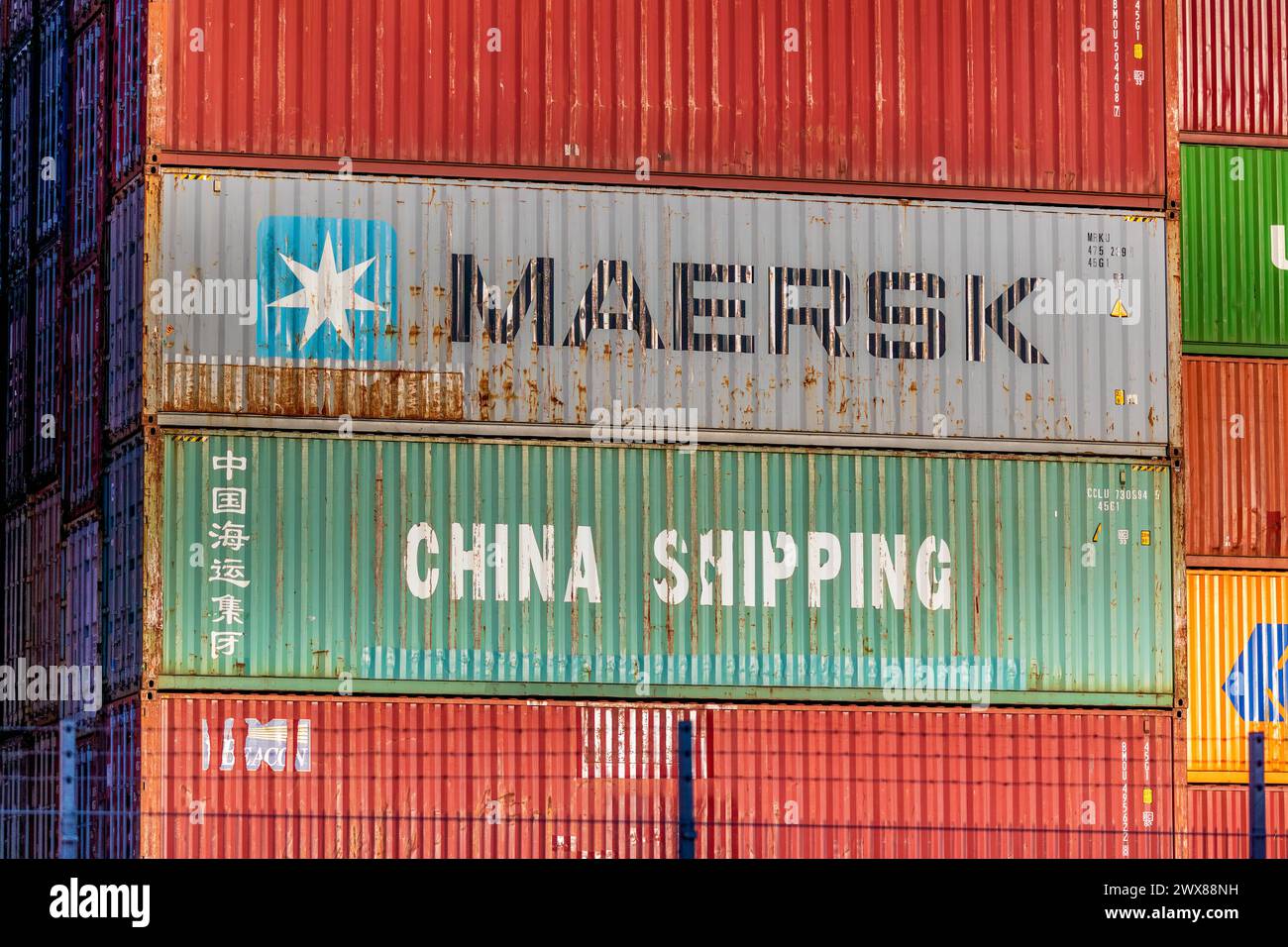 Seecontainer im Nürnberger Hafen Rostige Seecontainer im Container ...