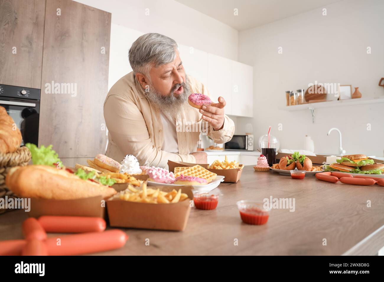 Overweight senior kitchen hi-res stock photography and images - Alamy