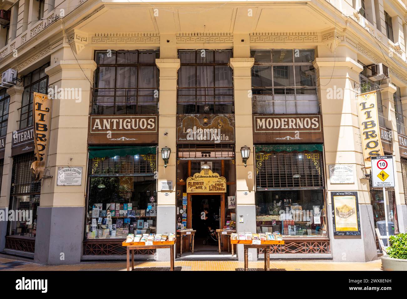 Modern book shop hi-res stock photography and images - Alamy