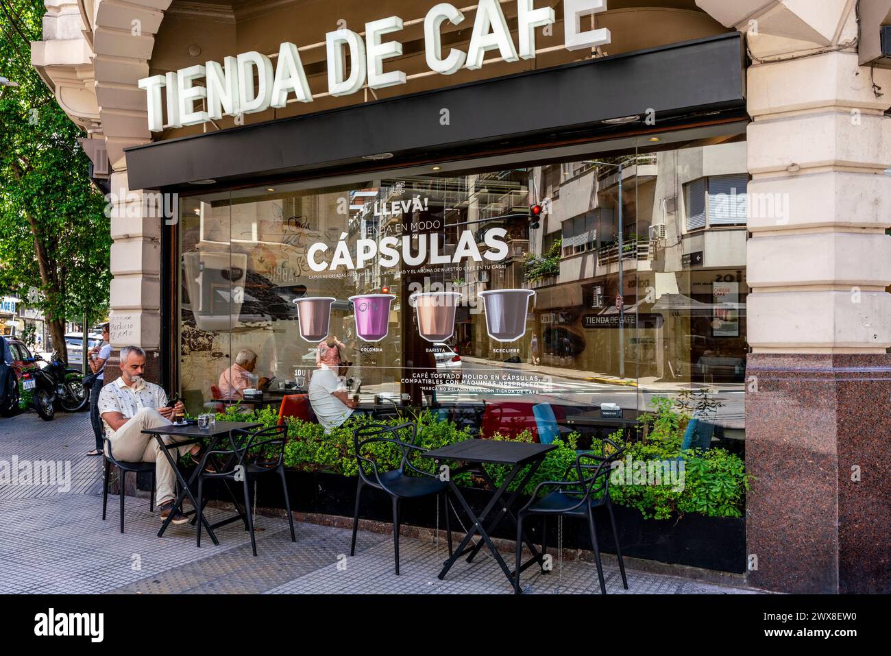 Well cafe hi-res stock photography and images - Alamy