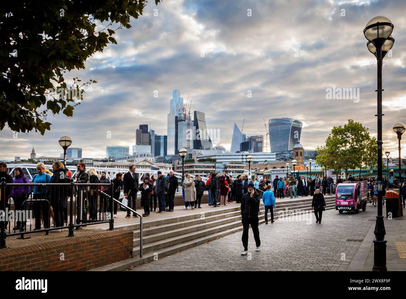 The Queue 14-19 September 2022 a queue of mourners waited to file past ...