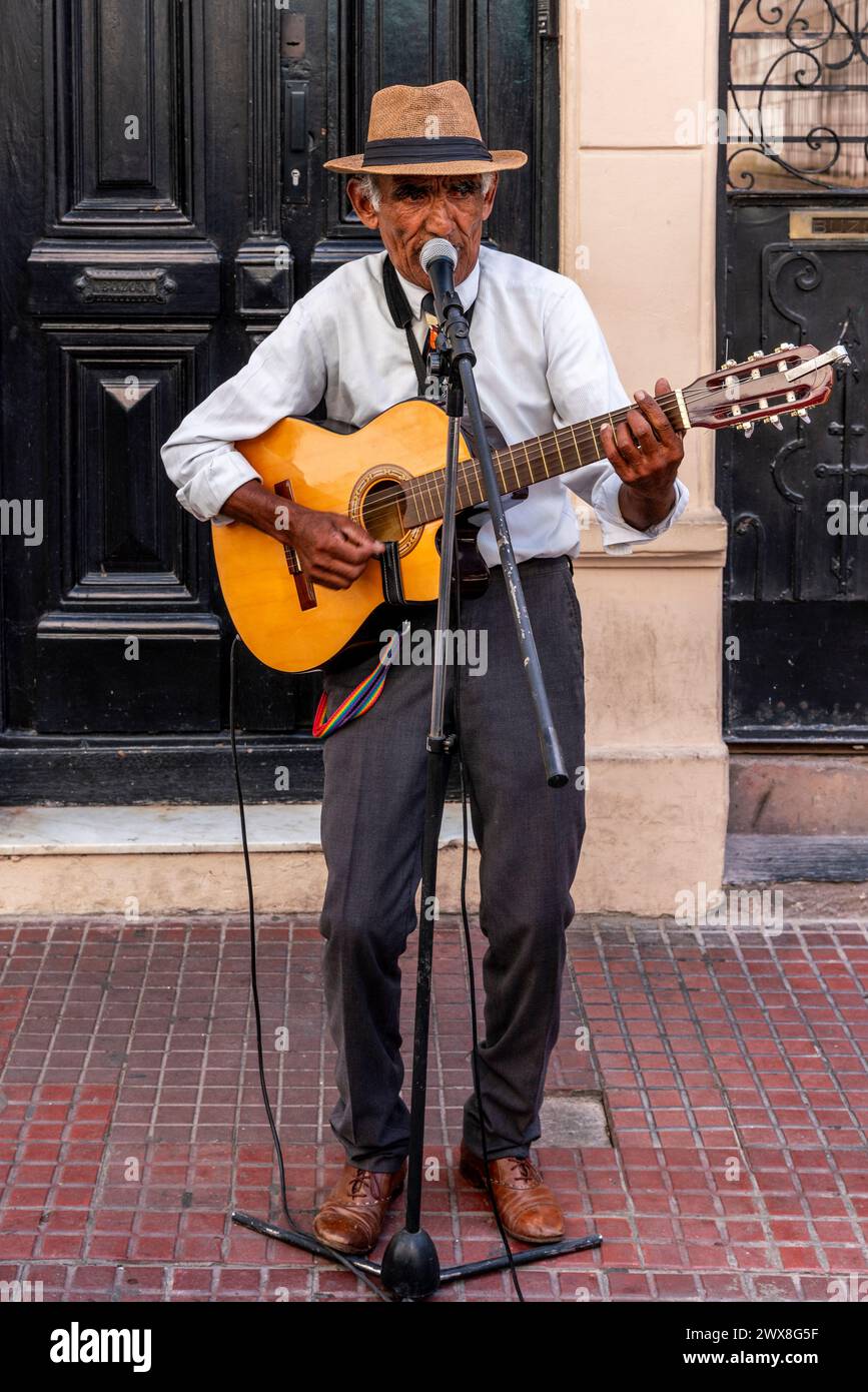 Man busking in the street hi-res stock photography and images - Alamy