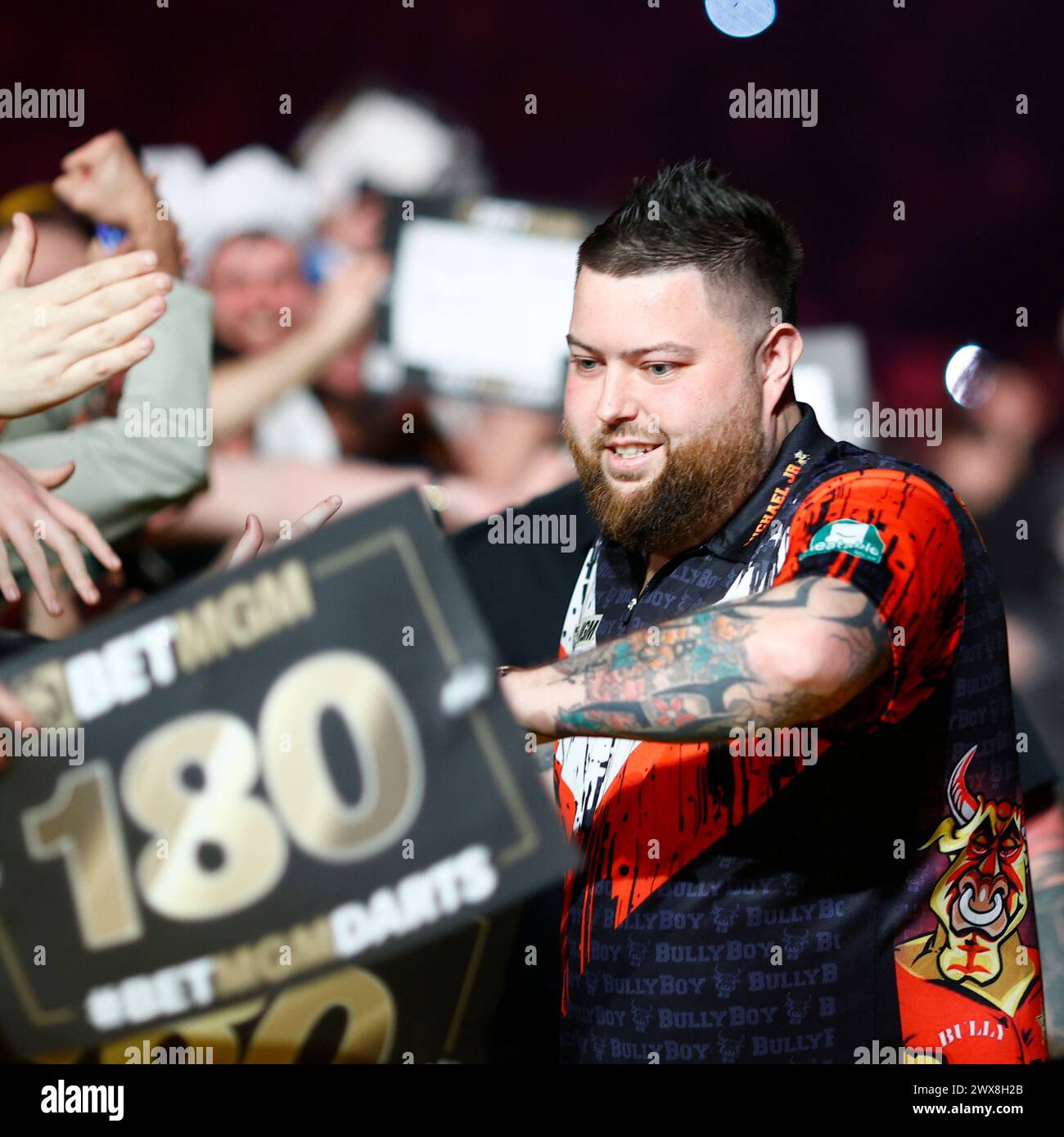 Darts crowd ireland hi-res stock photography and images - Alamy
