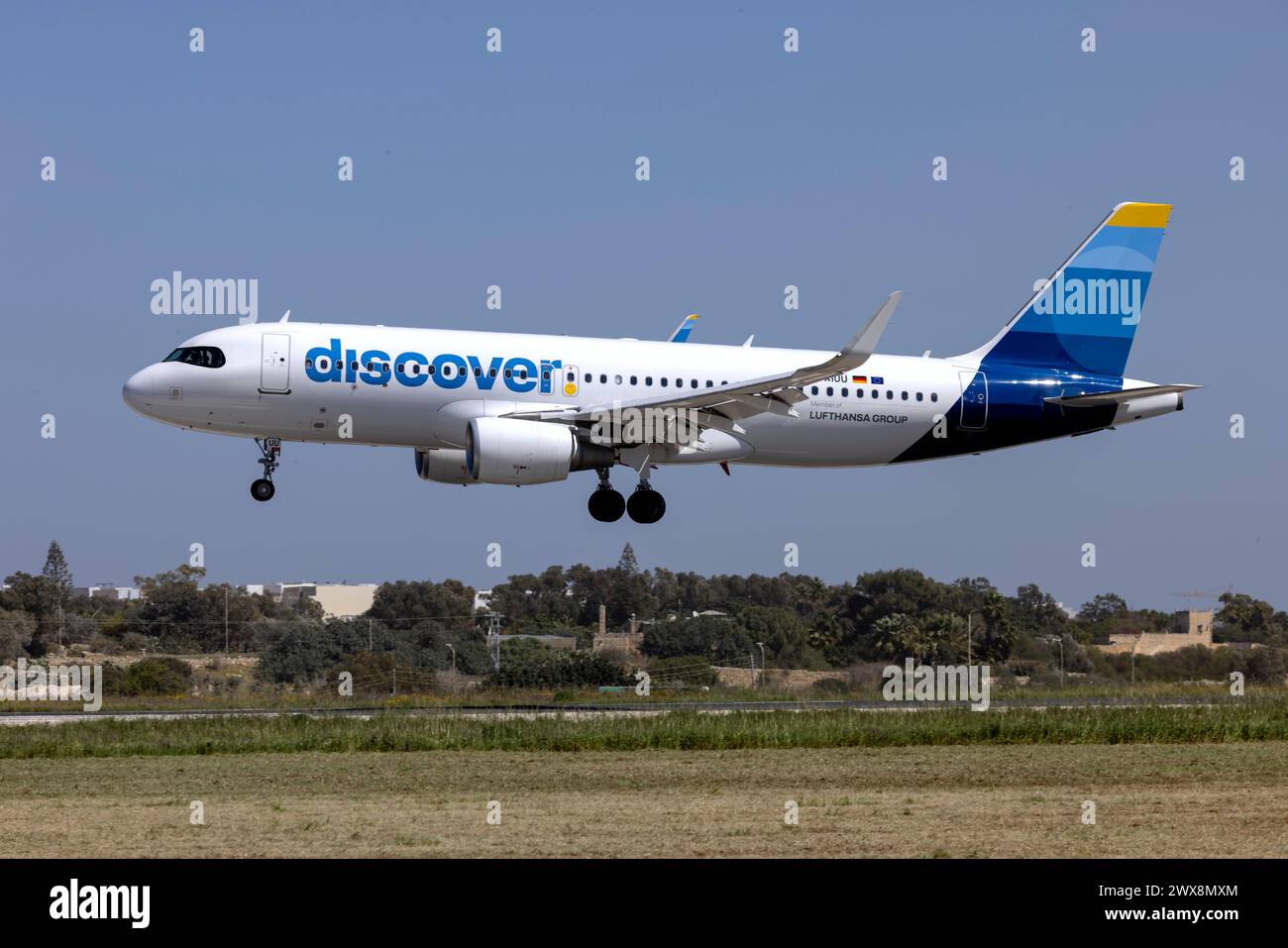 Discover Airlines Airbus A320-214 (REG: D-AIUU) landing runway 31 Stock ...
