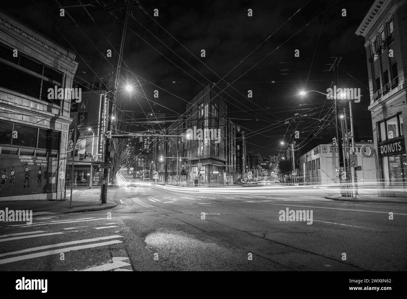 Intersection at night hi-res stock photography and images - Alamy