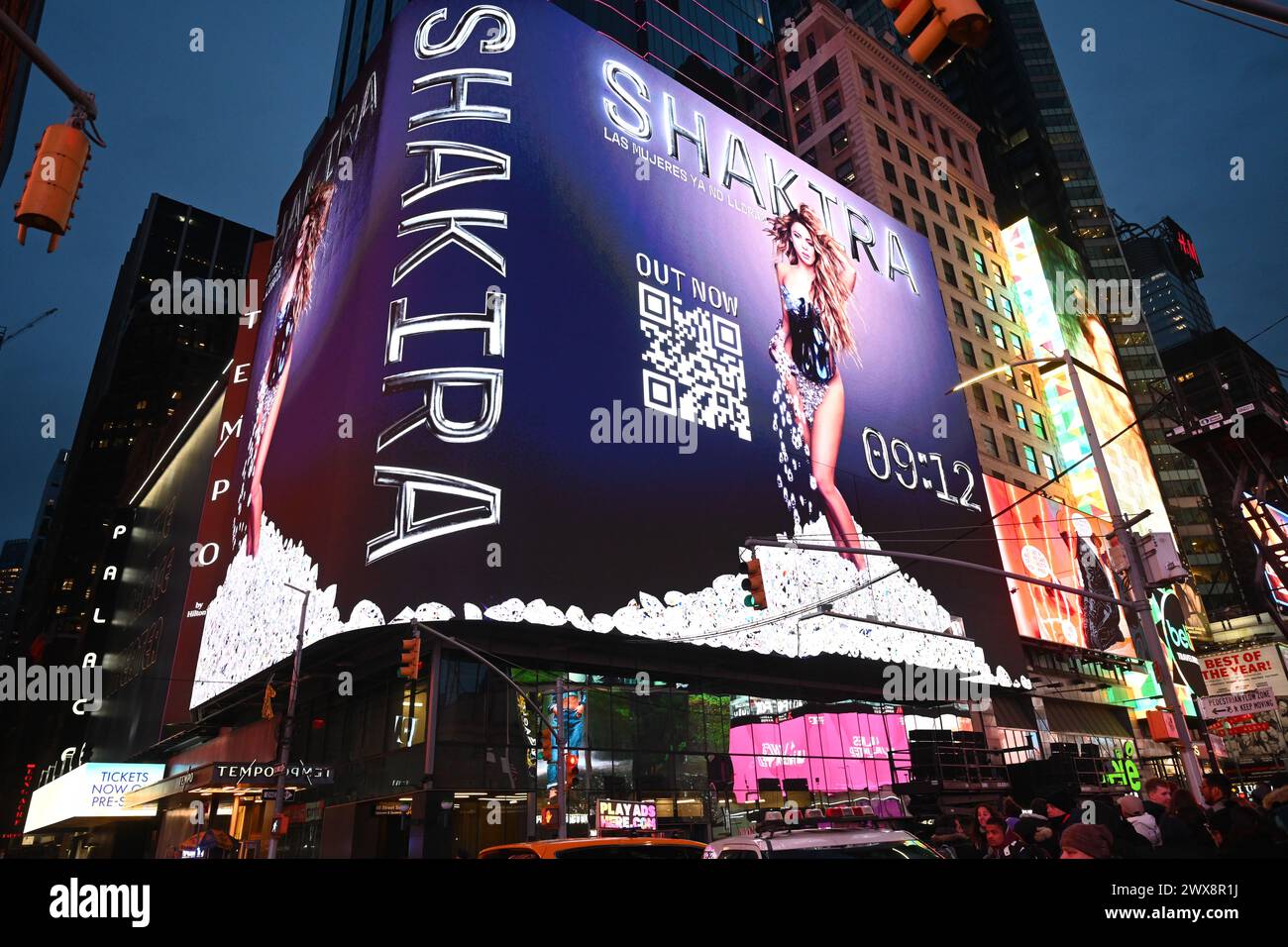Crowds in Times Square watch Shakira perform live at TSX in Times ...