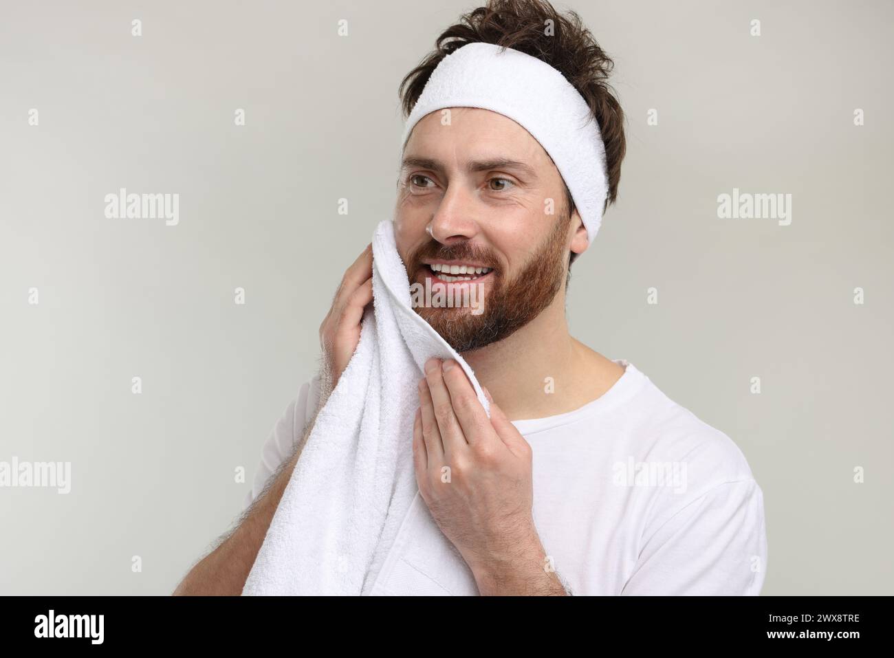 Man wiping face bath towel hi-res stock photography and images - Alamy