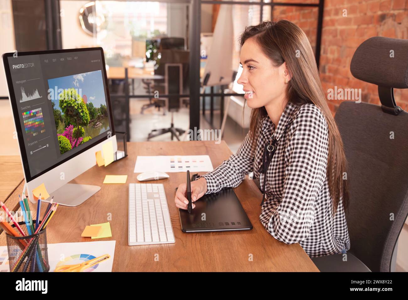 Photo editor hi-res stock photography and images - Alamy