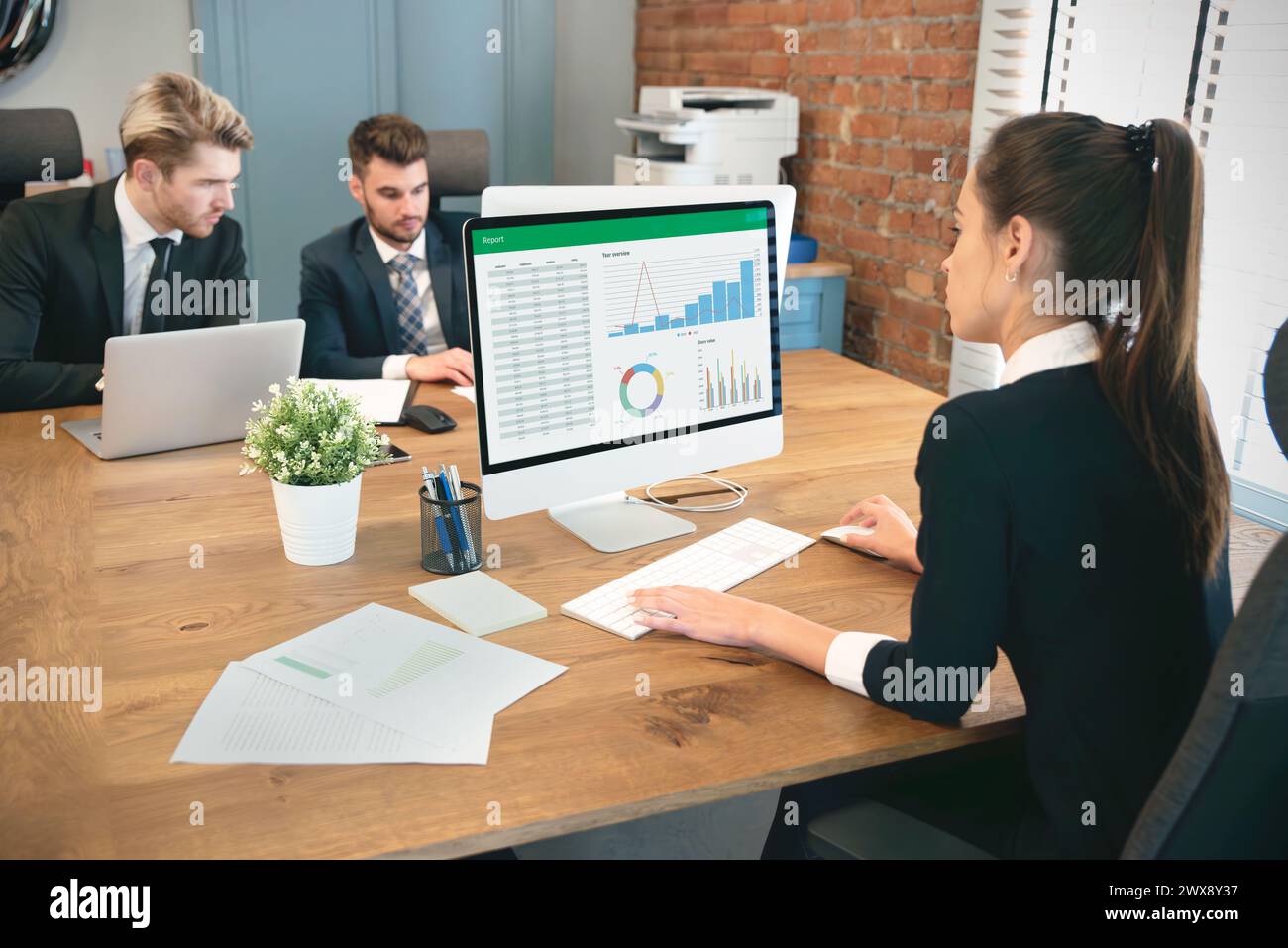 Office co workers discussion hi-res stock photography and images - Alamy