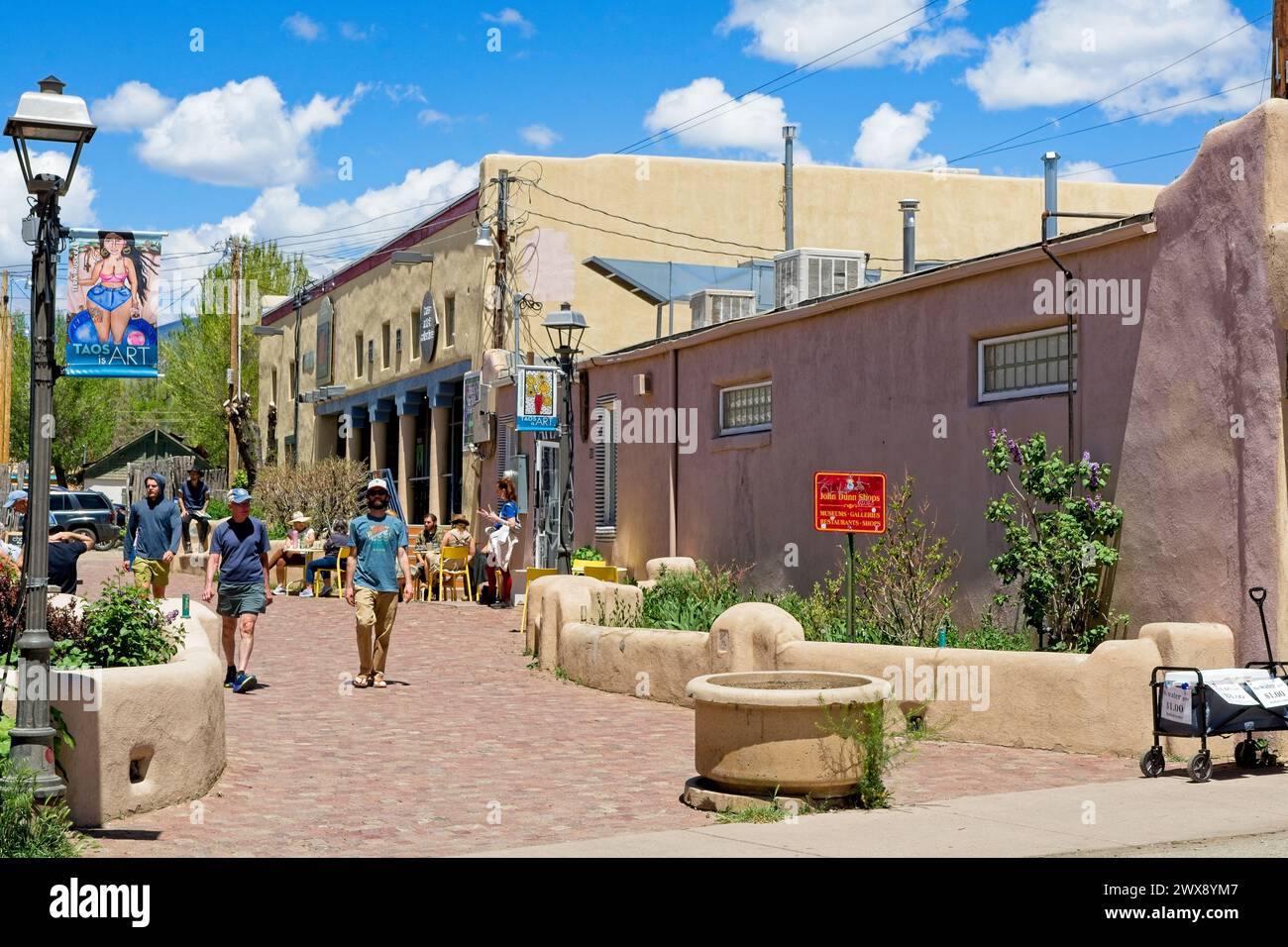 Busy commercial pedestrian plaza in downtown Taos New Mexico — May 2023 ...