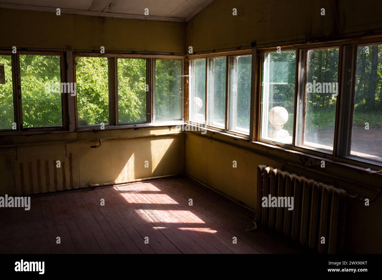Sunlight enters through window hi-res stock photography and images - Alamy