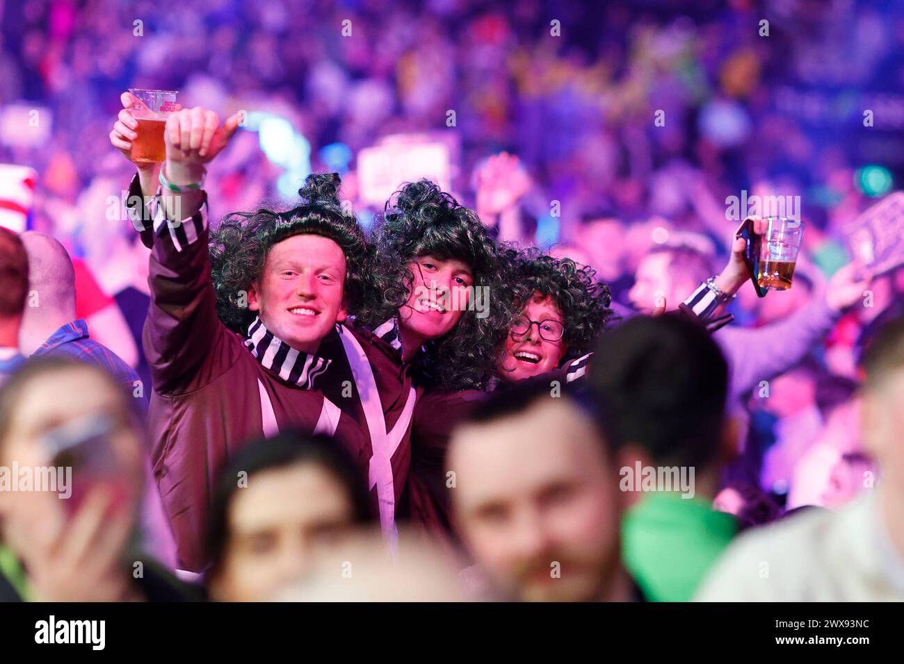 Darts crowd ireland hi-res stock photography and images - Alamy